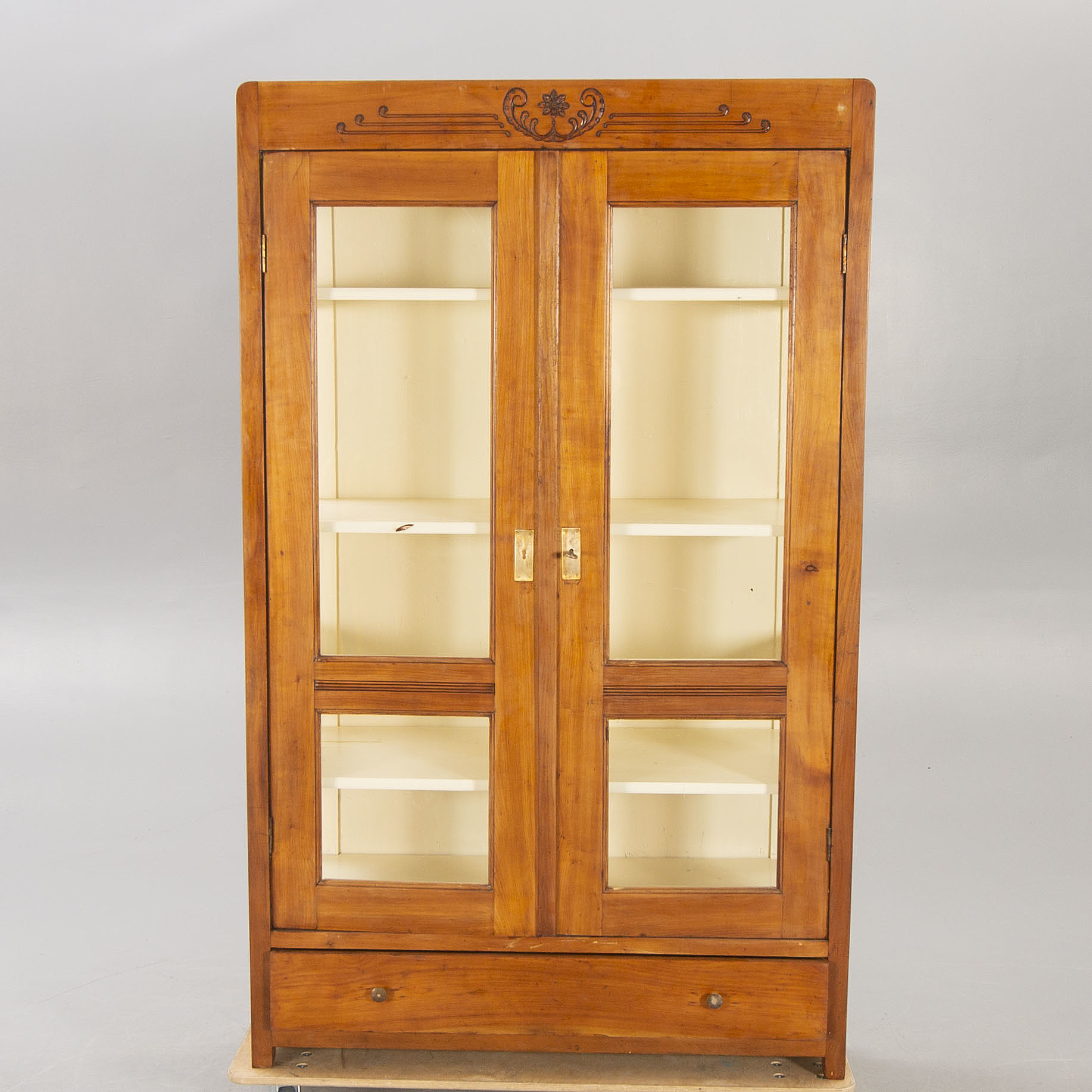 Vitrinskåp 1900-talets början. - Bukowskis