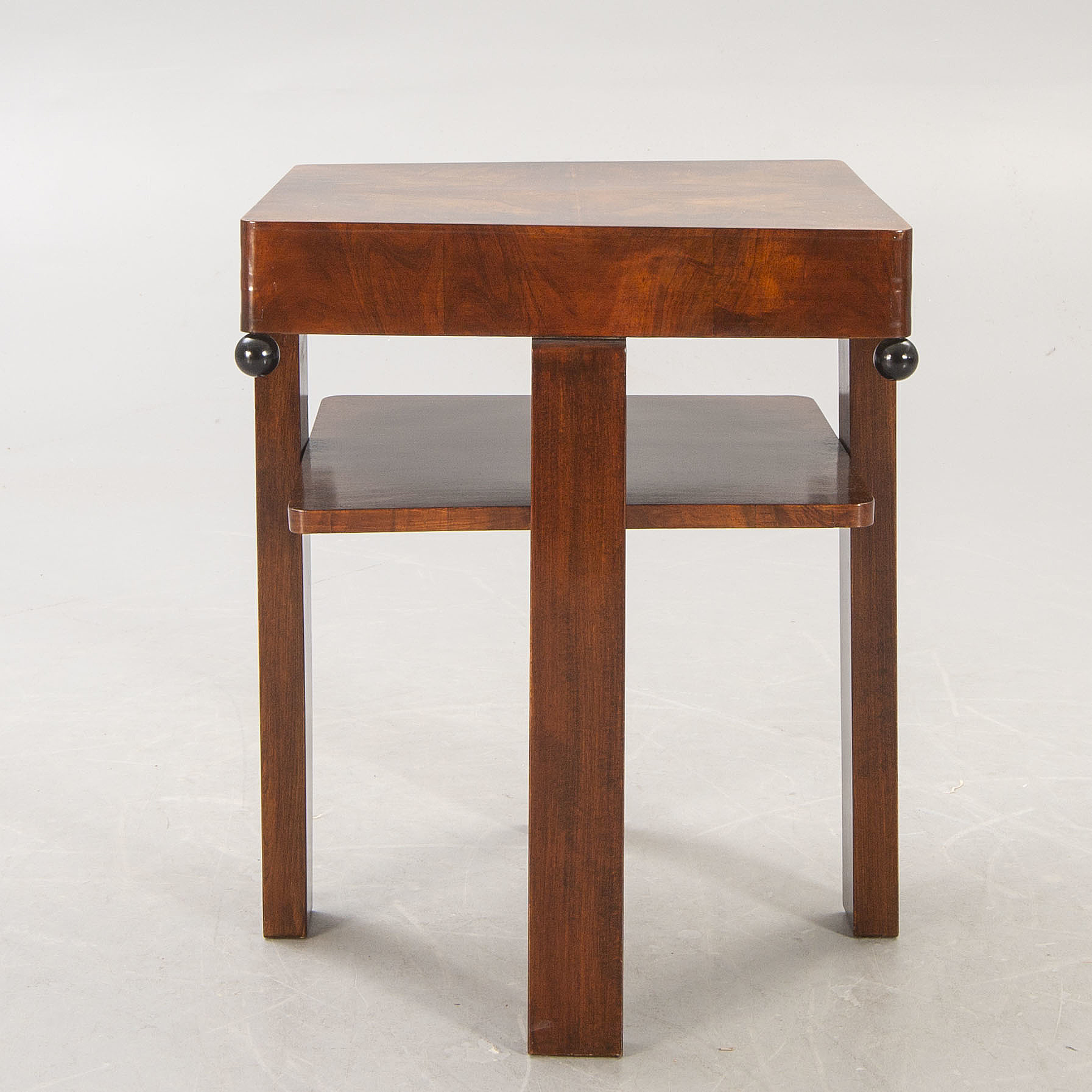 An Art Deco walnut and mahogany 1930/40s table. - Bukowskis
