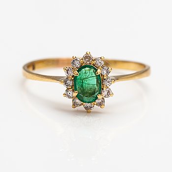 Ring, 18K guld, smaragd och diamanter ca 0.24 ct tot. - Bukowskis