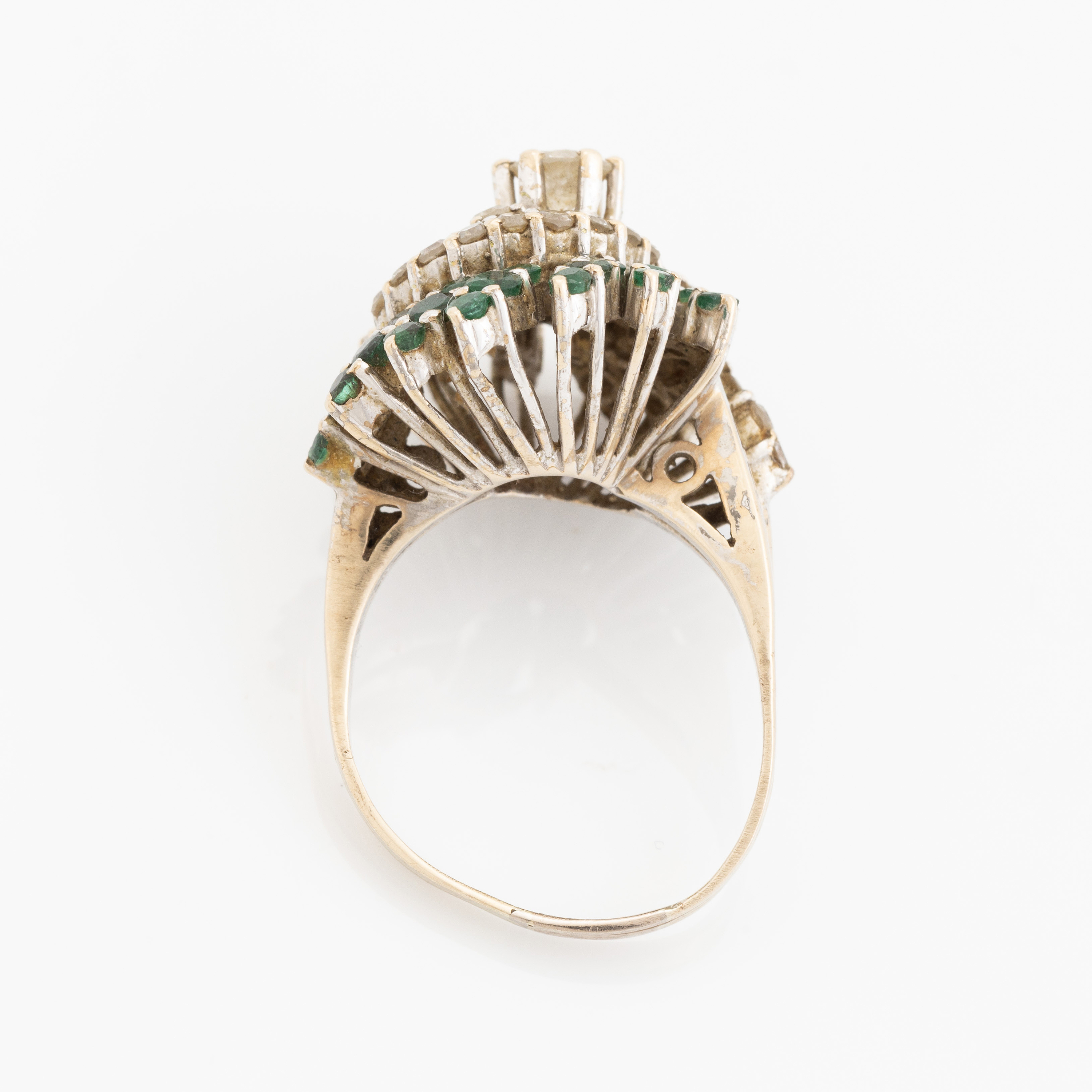 Ring med diamanter och smaragder. - Bukowskis