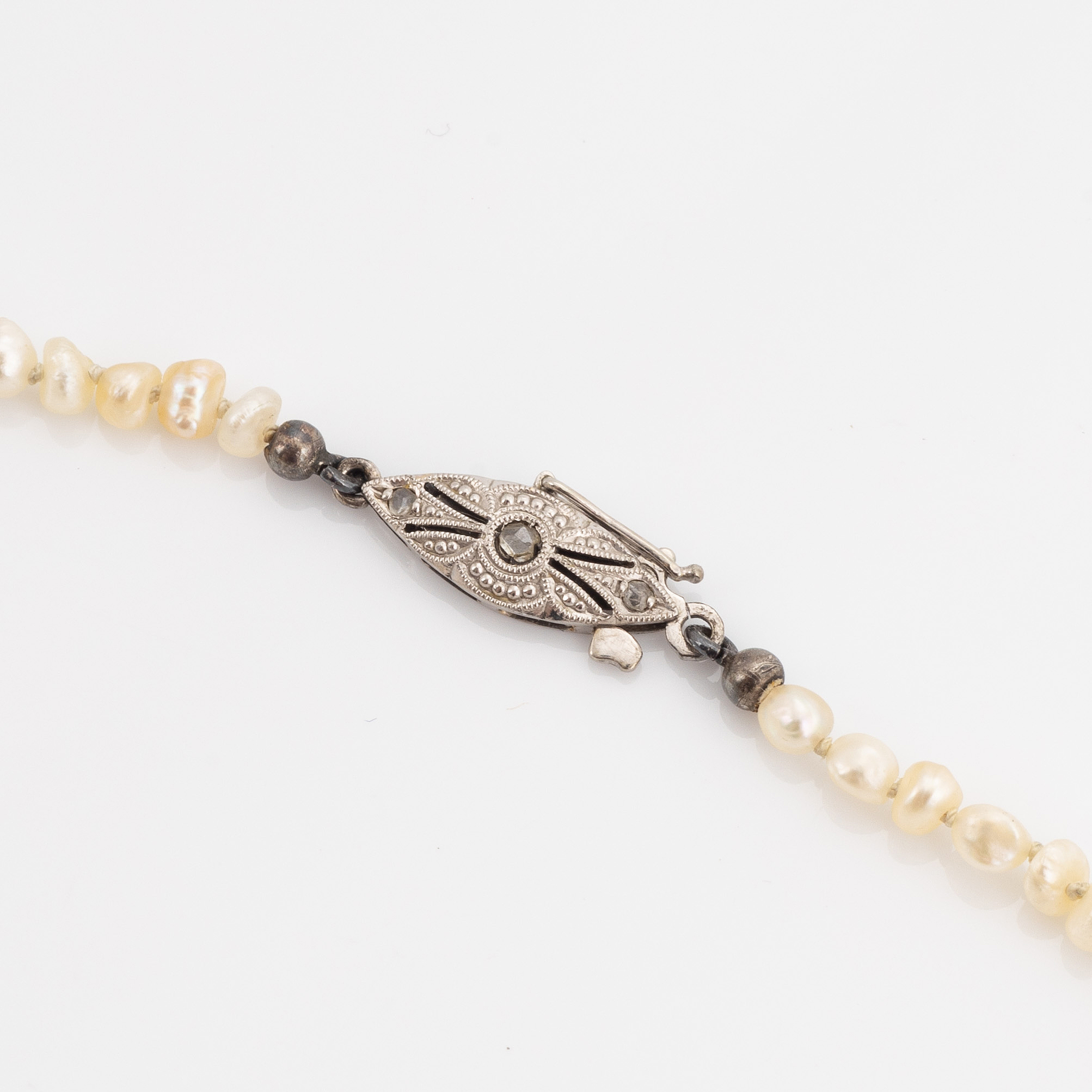 Calibrated pearl necklace, clasp 18K white gold with rose cut diamond ...