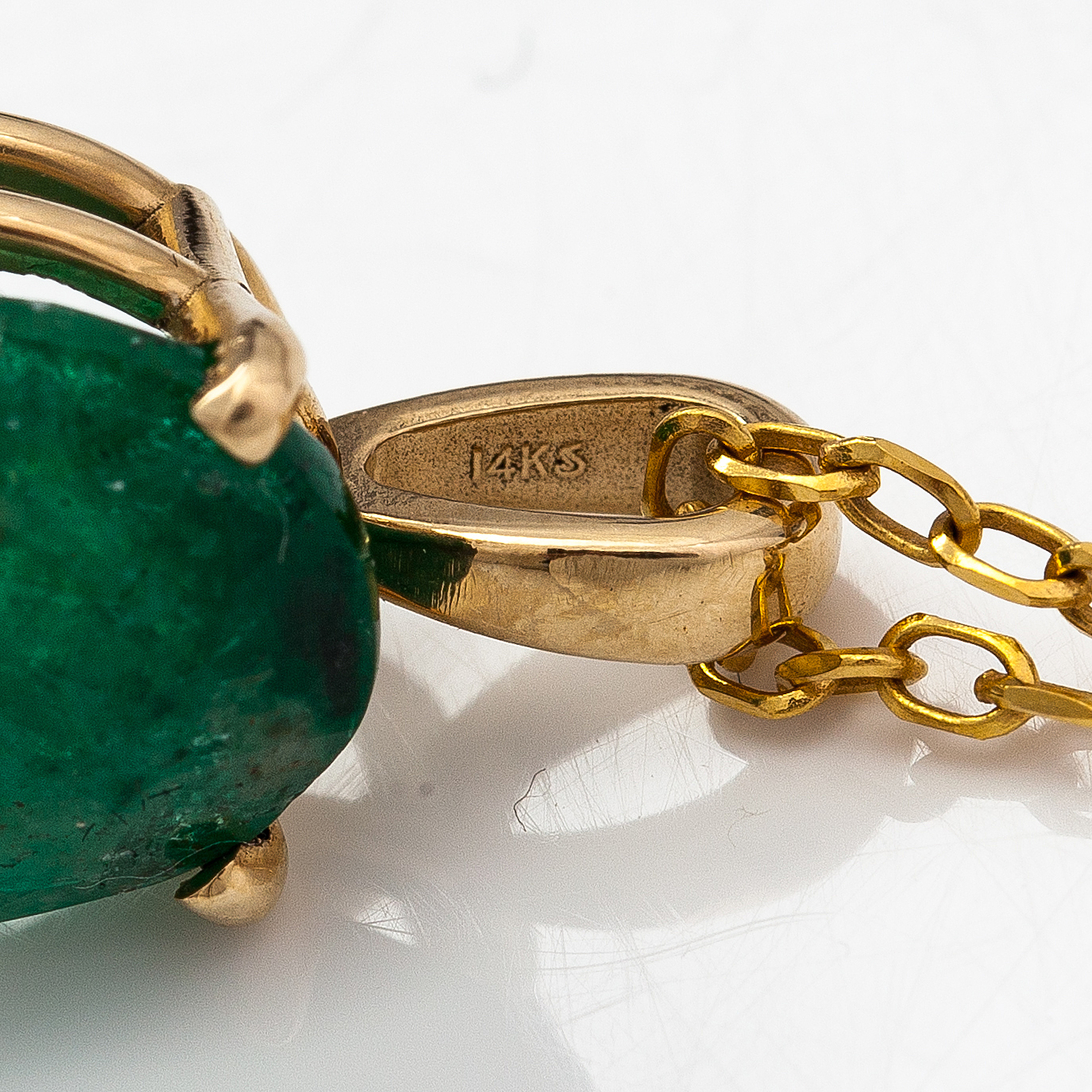 Hänge, 14K guld och smaragd. - Bukowskis