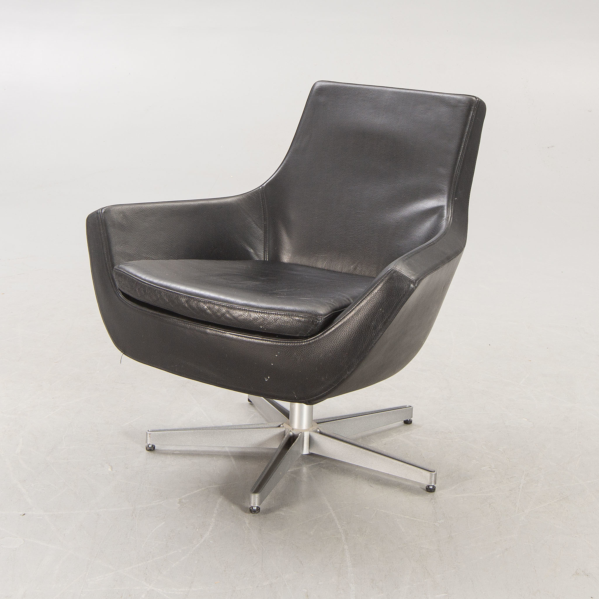 Roger Persson, snurrfåtölj "Happy" Swedese 2000-tal. - Bukowskis