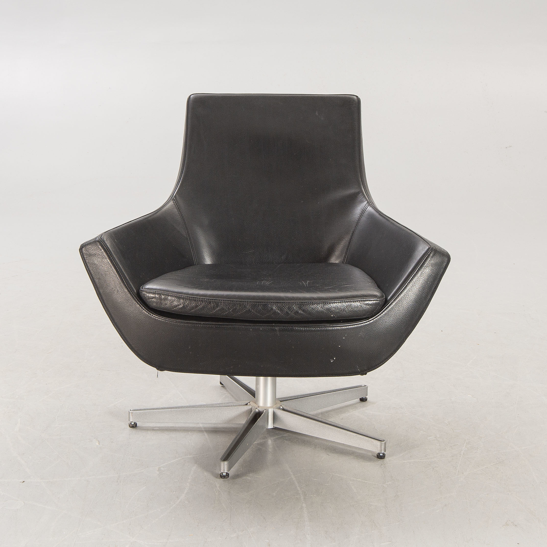 Roger Persson, snurrfåtölj "Happy" Swedese 2000-tal. - Bukowskis