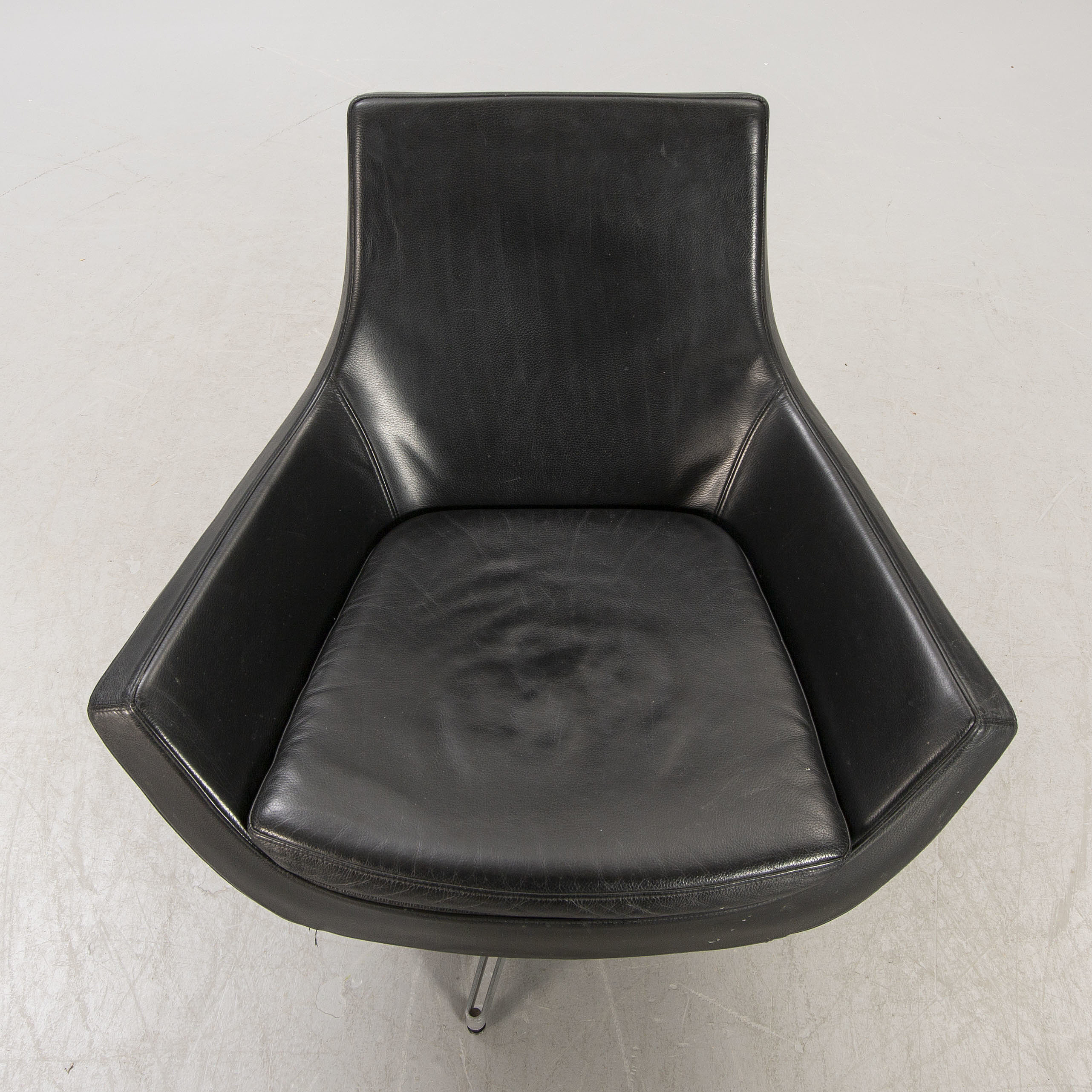 Roger Persson, snurrfåtölj "Happy" Swedese 2000-tal. - Bukowskis