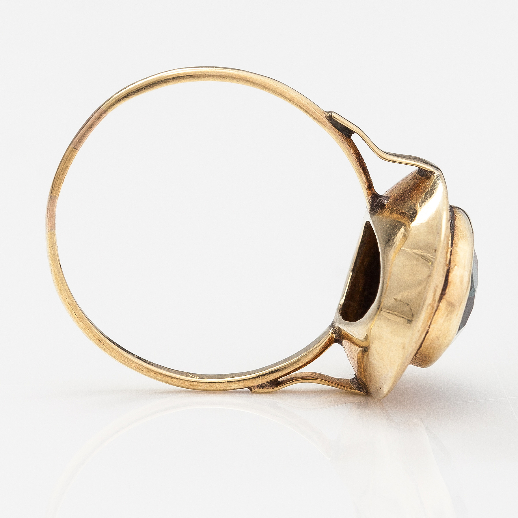 Ring, 14K guld och syntetisk spinell. - Bukowskis