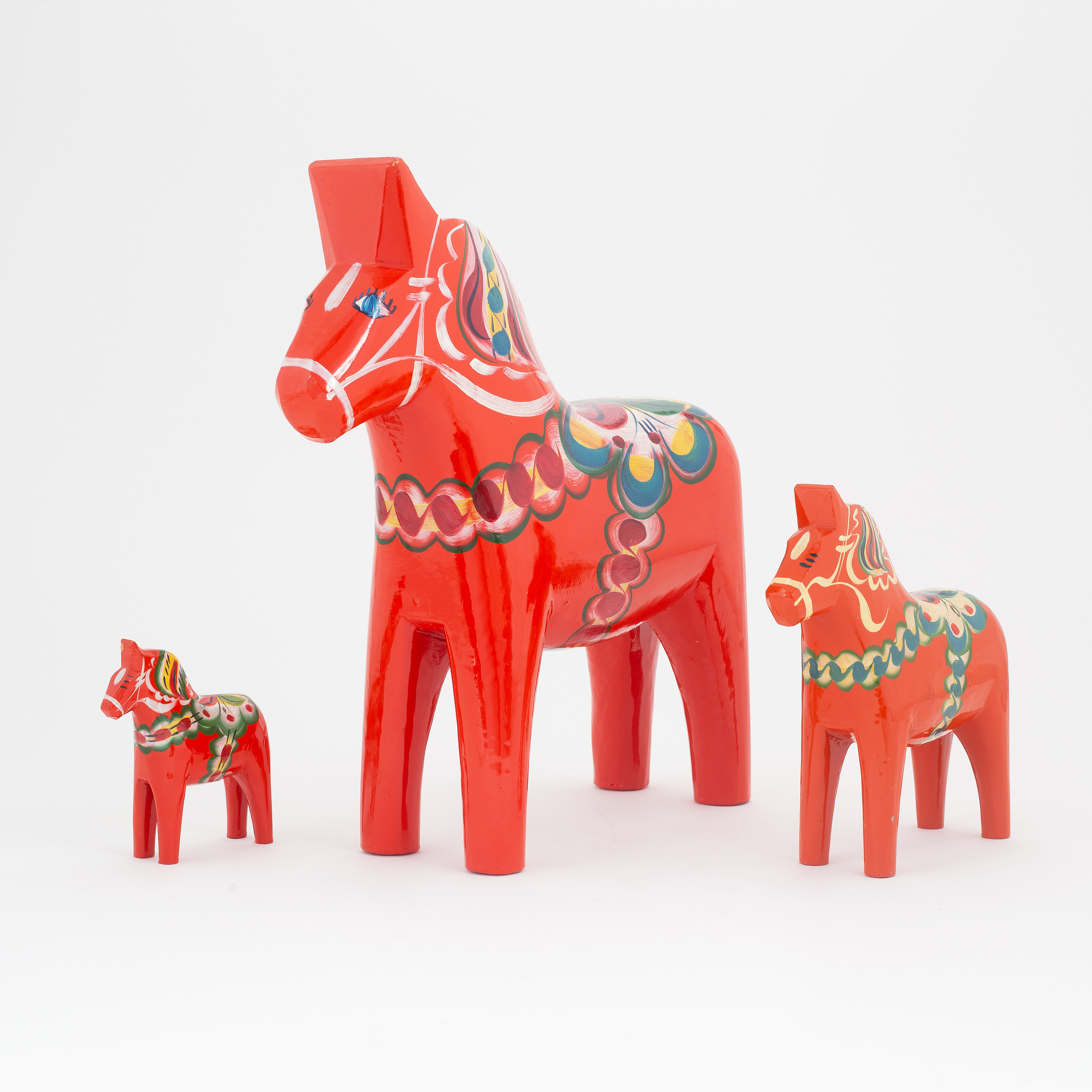 Three Swedish Dala Horses, second half of the 20th century. - Bukowskis