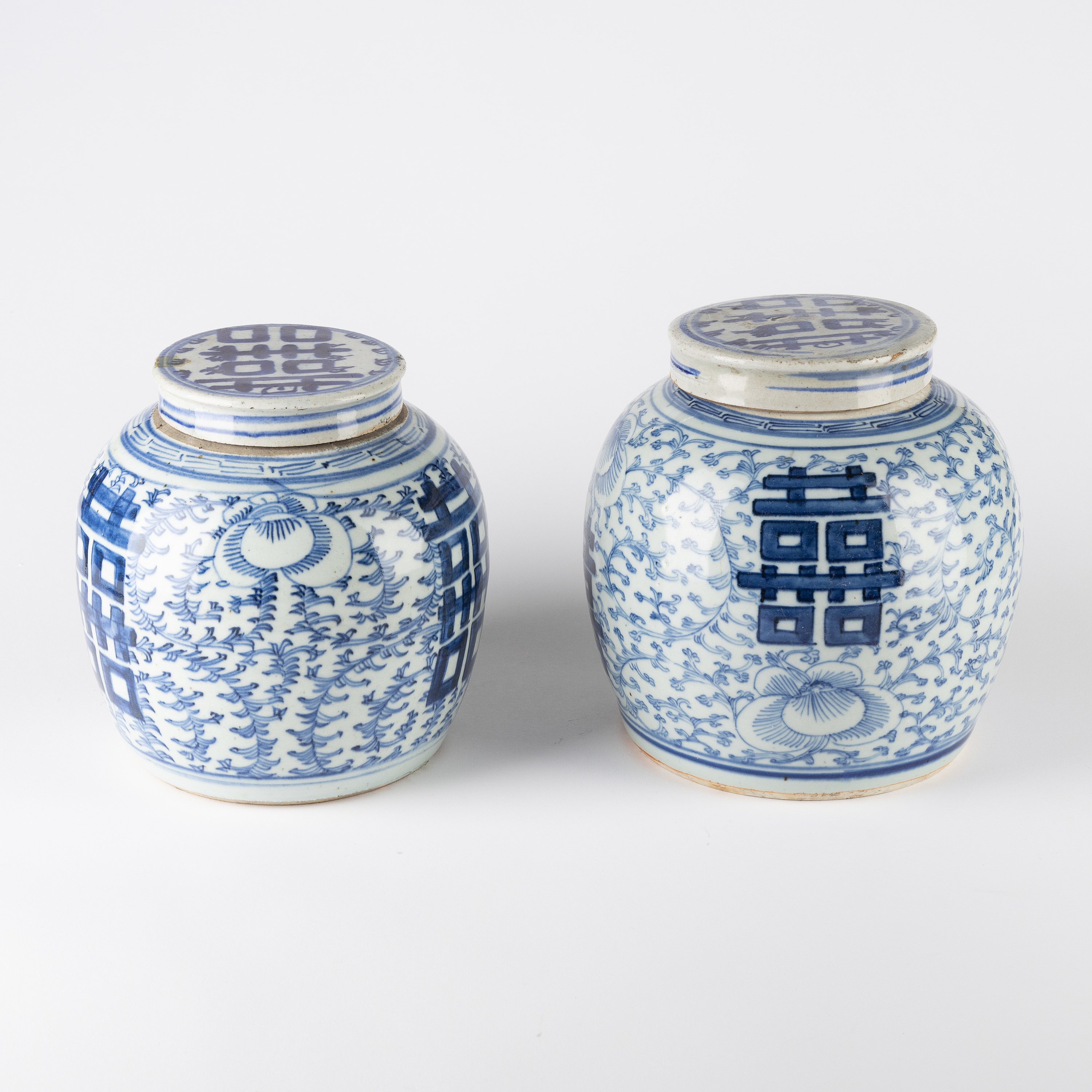 A pair of blue and white jars with cover, Qing dynasty, 19th century ...