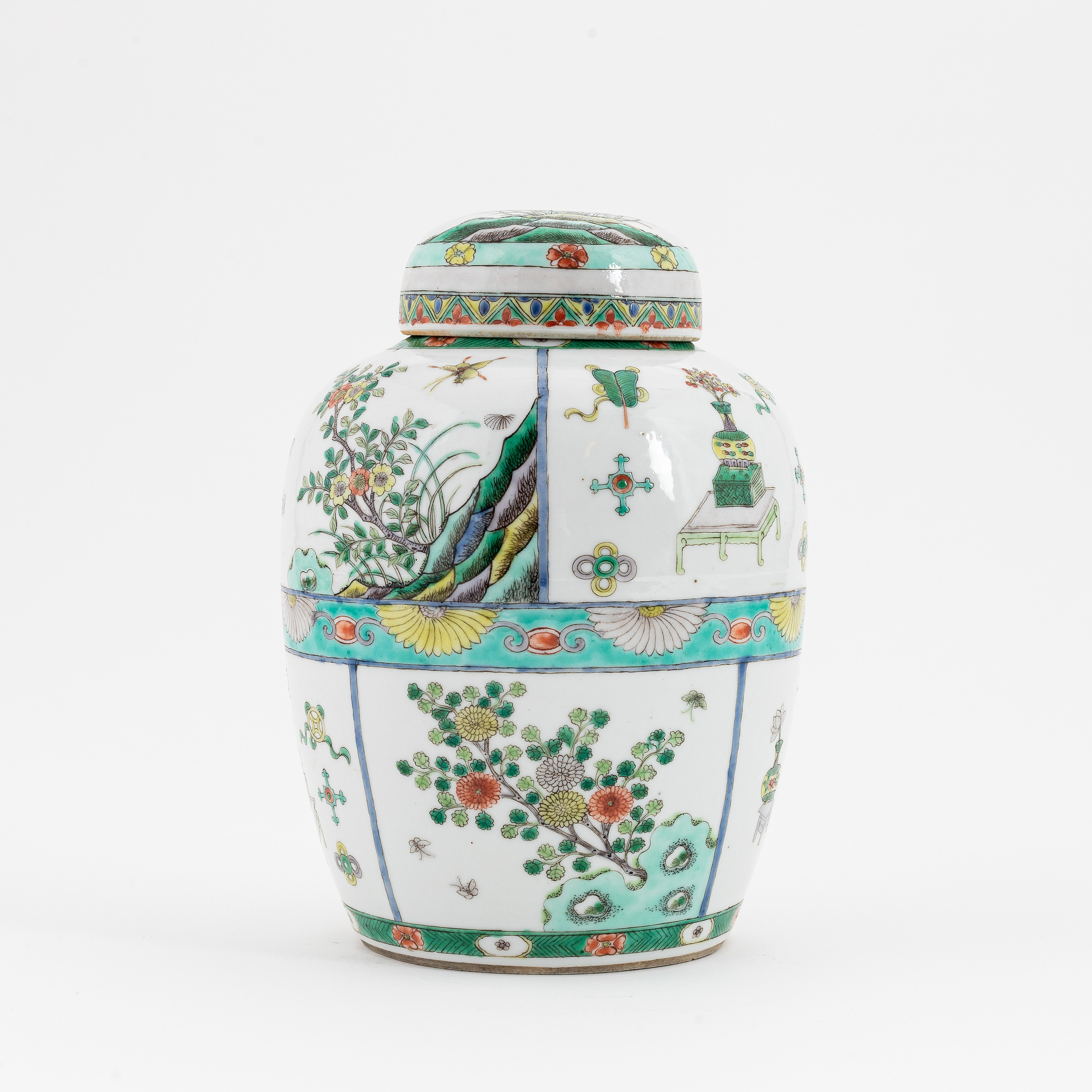 Urna med lock, porslin, Kina, troligtvis modern tillverkning. - Bukowskis