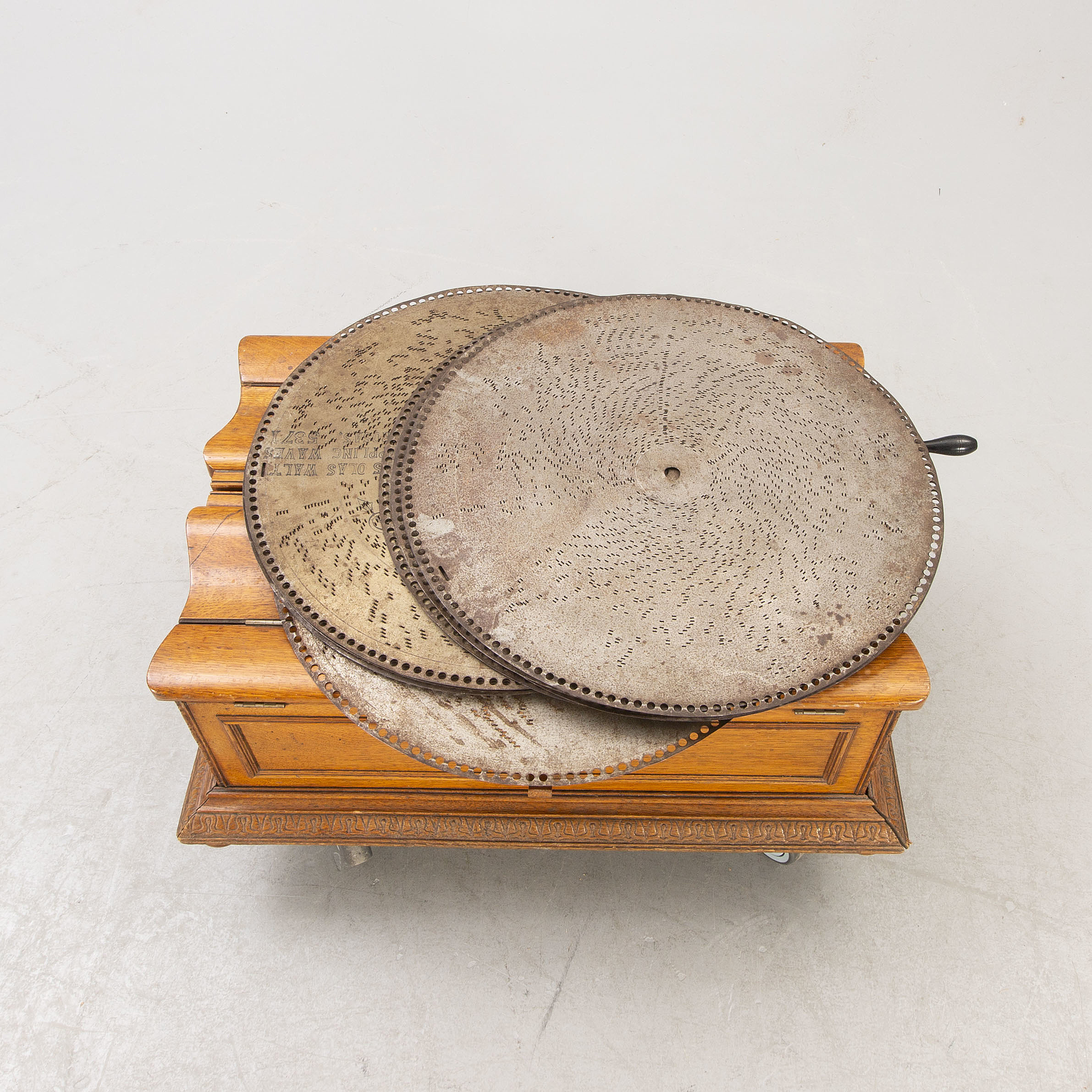 A Regina Polyphon and eight records. - Bukowskis