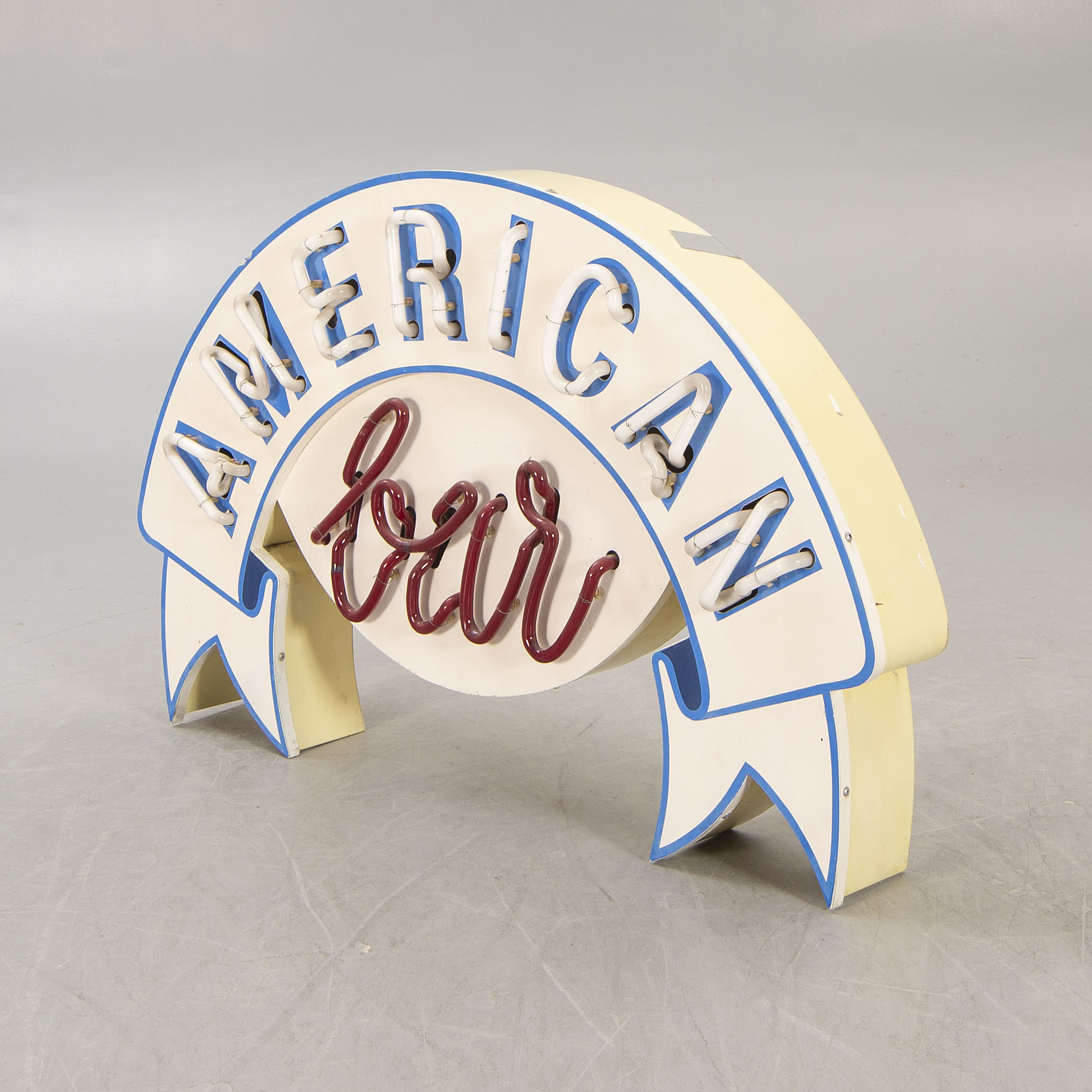 A 1990's neon sign "American bar". - Bukowskis