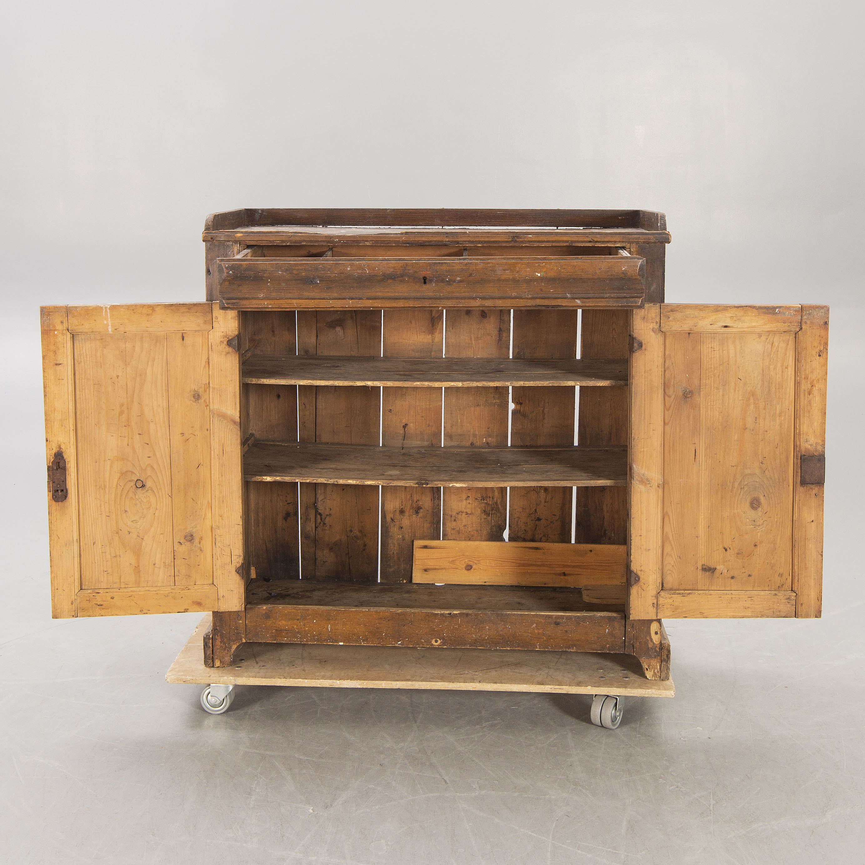 Skänk 1800-talets andra hälft. - Bukowskis