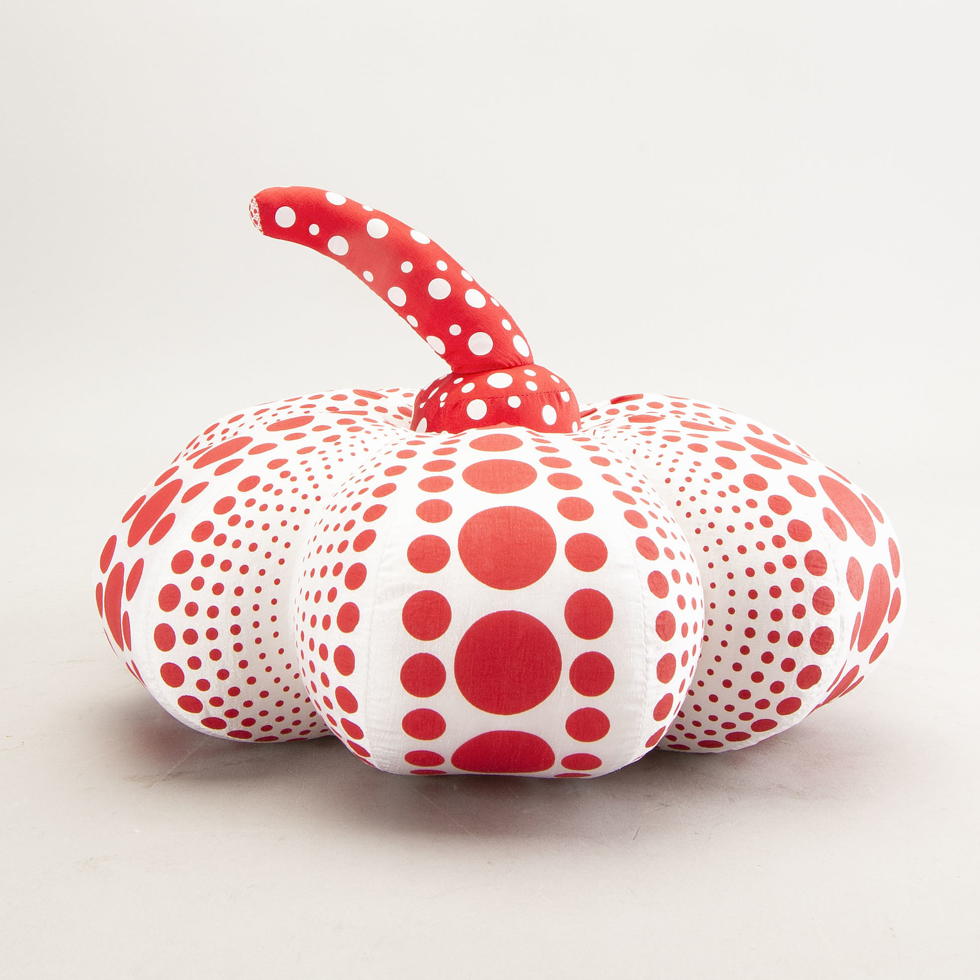 Yayoi Kusama, by Object / Multiple Dots Obsession 2004. - Bukowskis