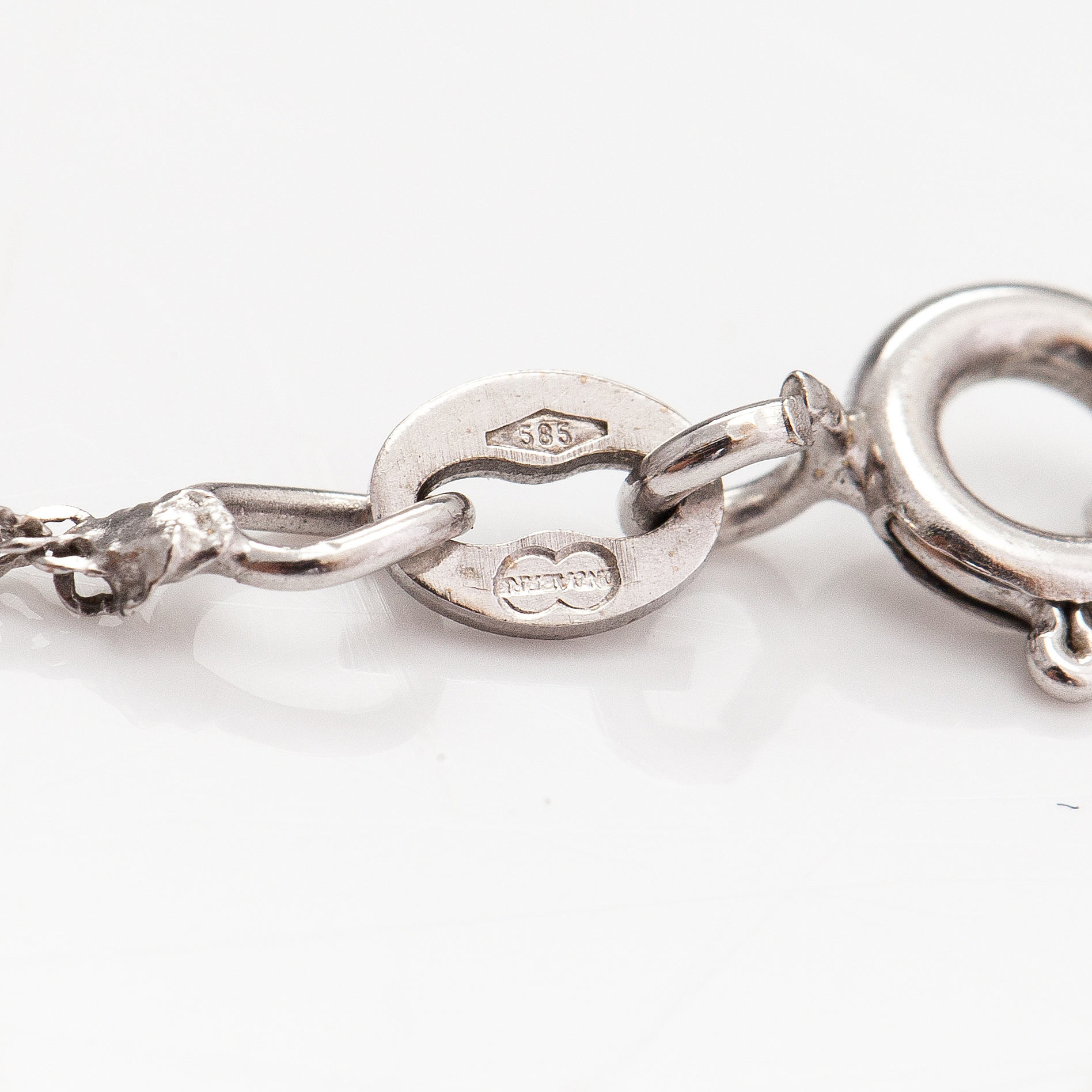 Halsband, 14K och 18K vitguld, ametist, topas, citriner, gröna granater, rubiner, safirer och ...