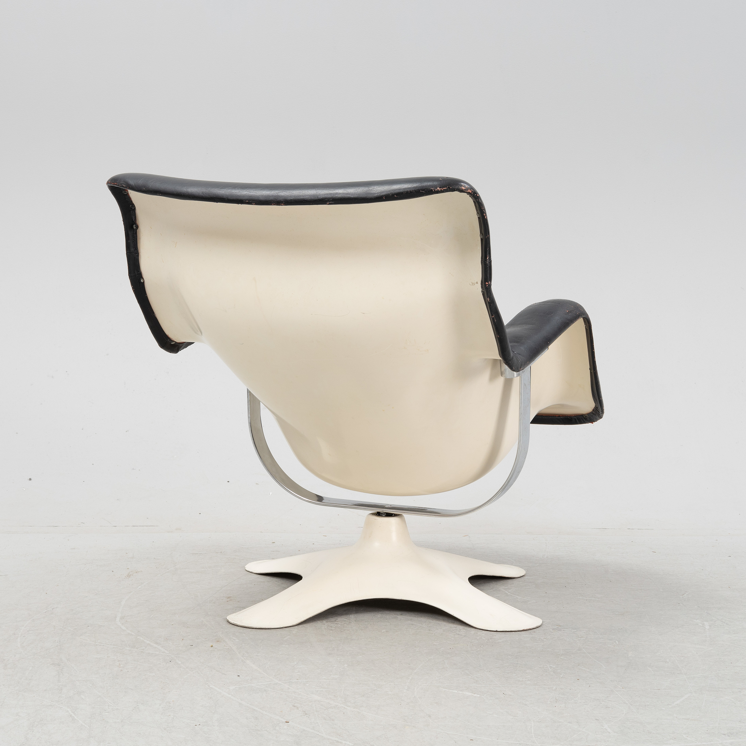 Yrjö Kukkapuro, a model 418 swivel armchair, "Carousel", Haimi, Finland ...