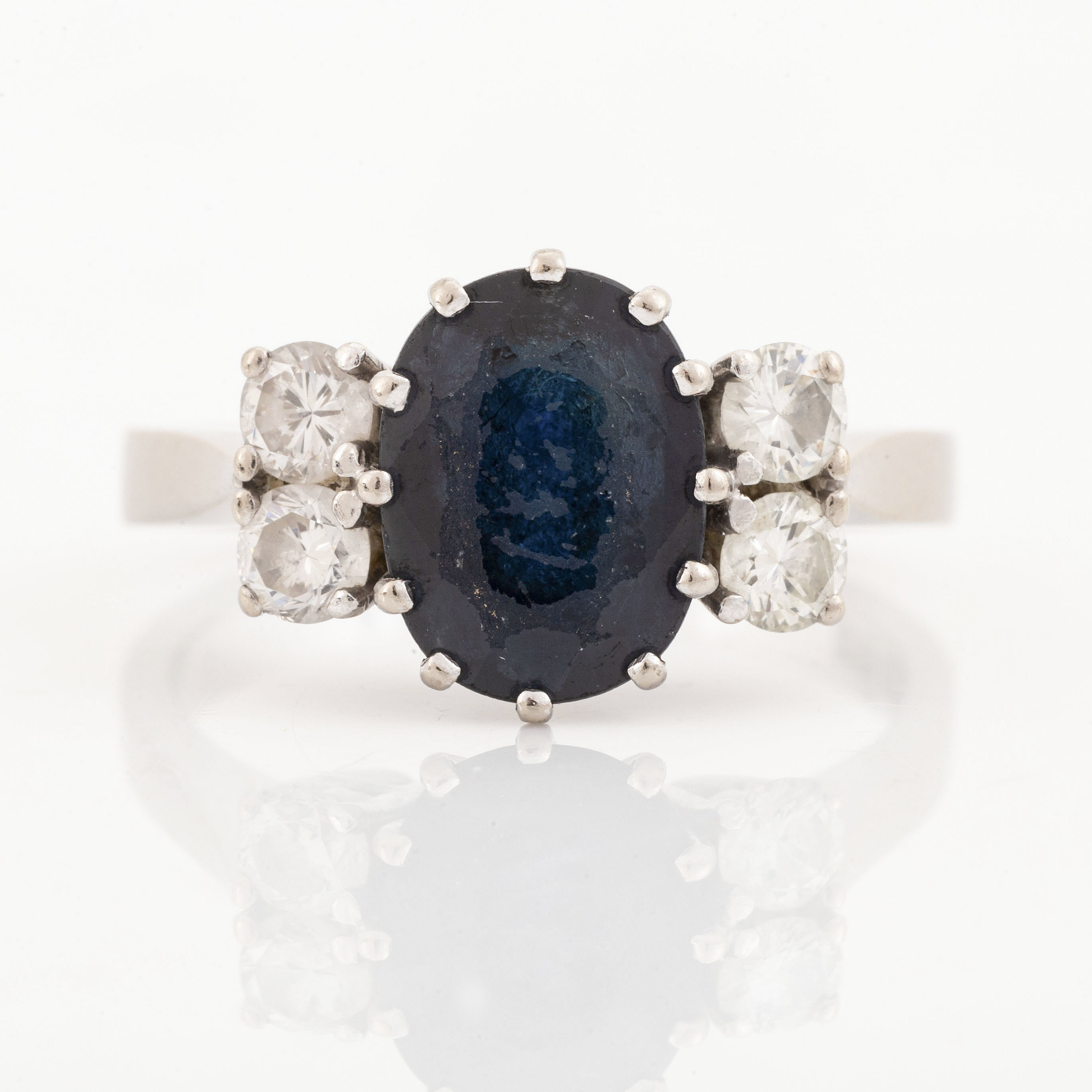 Ring with dark blue oval sapphire and brilliant-cut diamonds. - Bukowskis