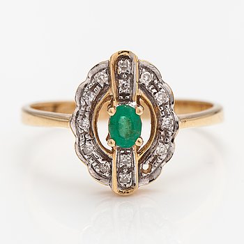 Ring, 14K guld, smaragd och diamanter ca 0.07 ct tot. Finska importstämplar. - Bukowskis