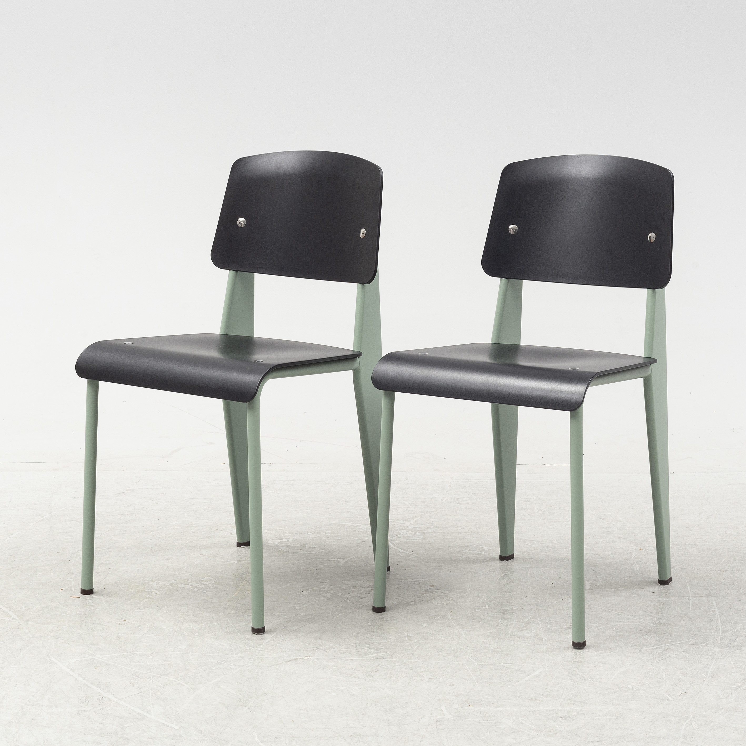 Jean Prouvé, stolar, ett par, "Standard", Vitra, 2017. - Bukowskis