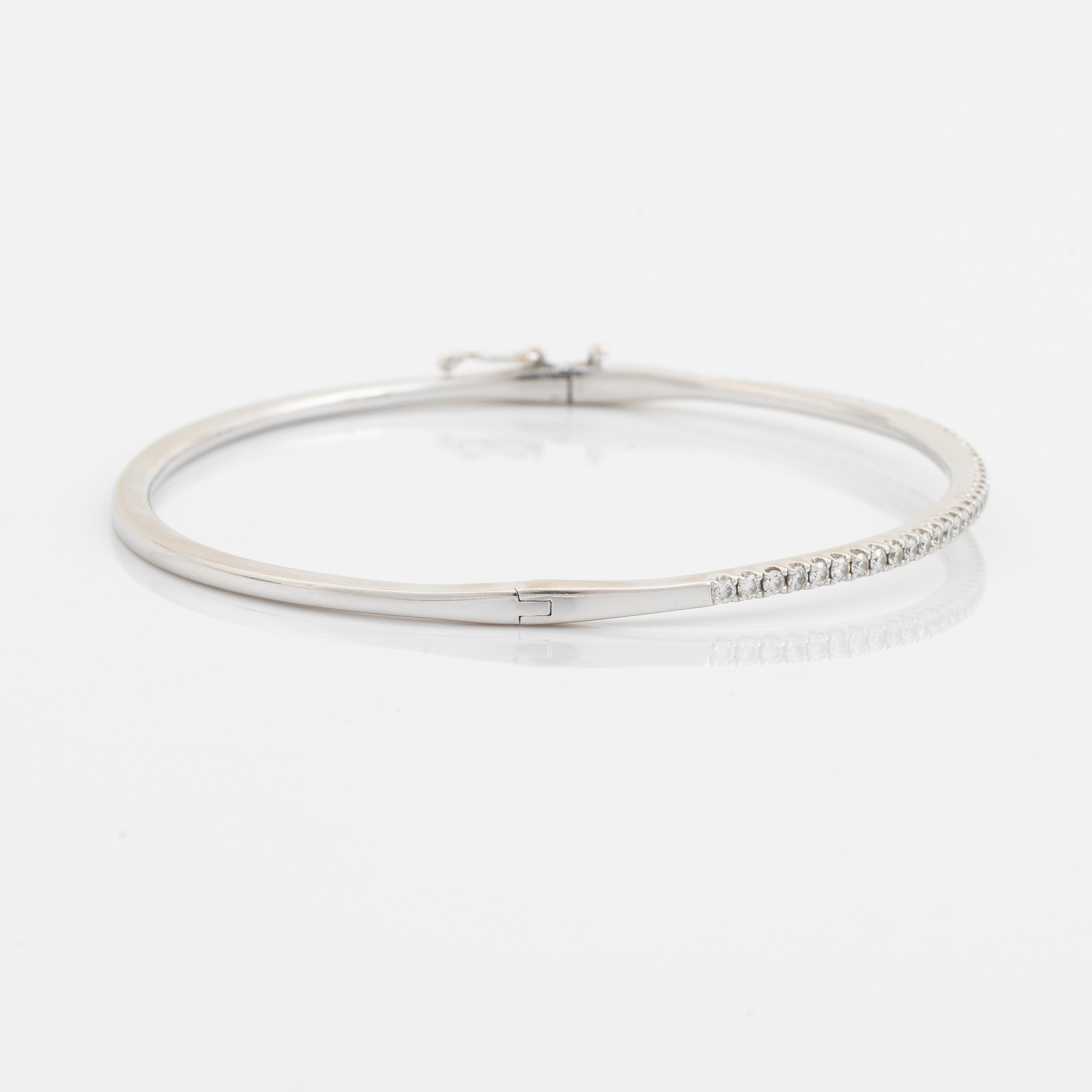 Armring 18K vitguld med runda briljantslipade diamanter. - Bukowskis