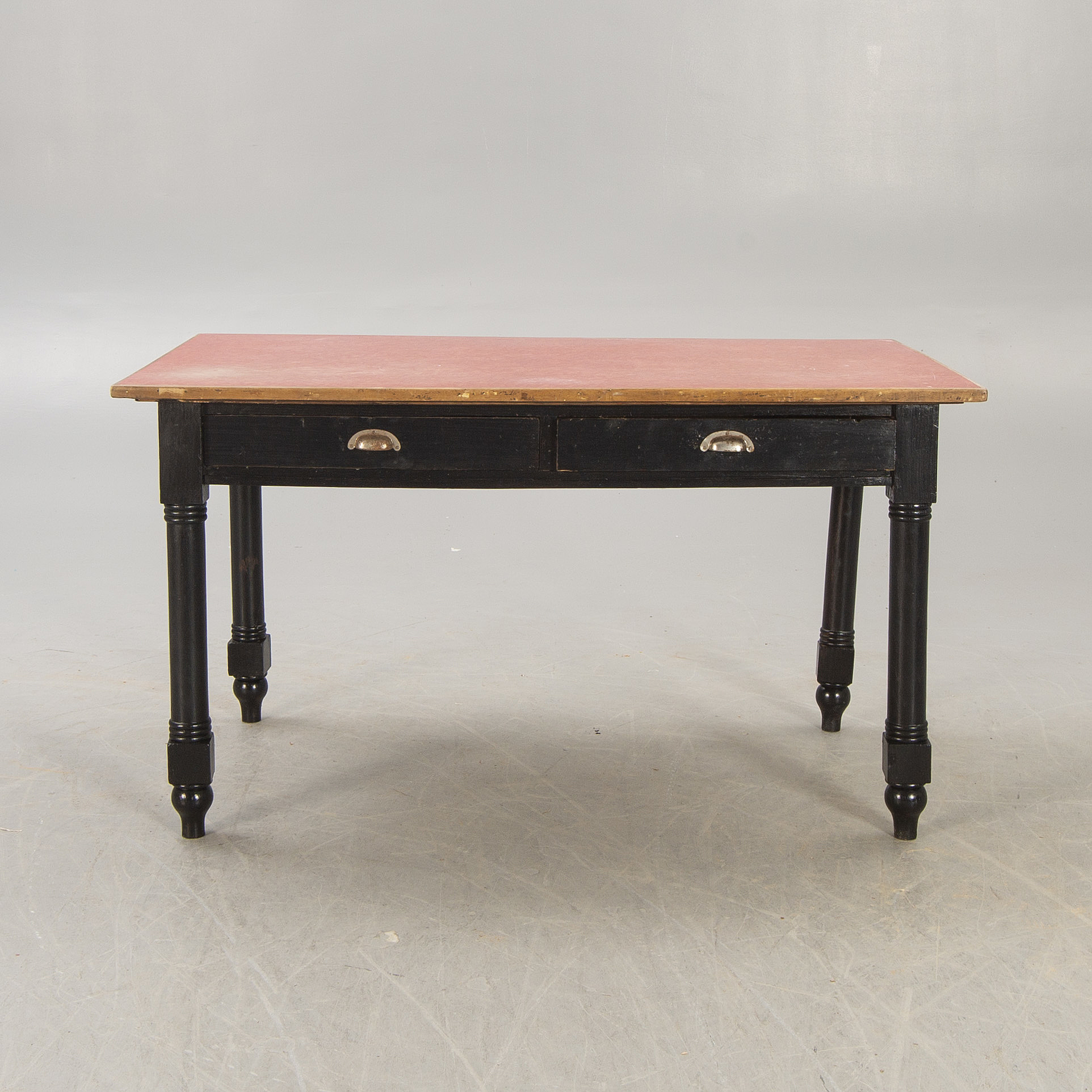 A painted early 1900s kitchen table/working table. - Bukowskis