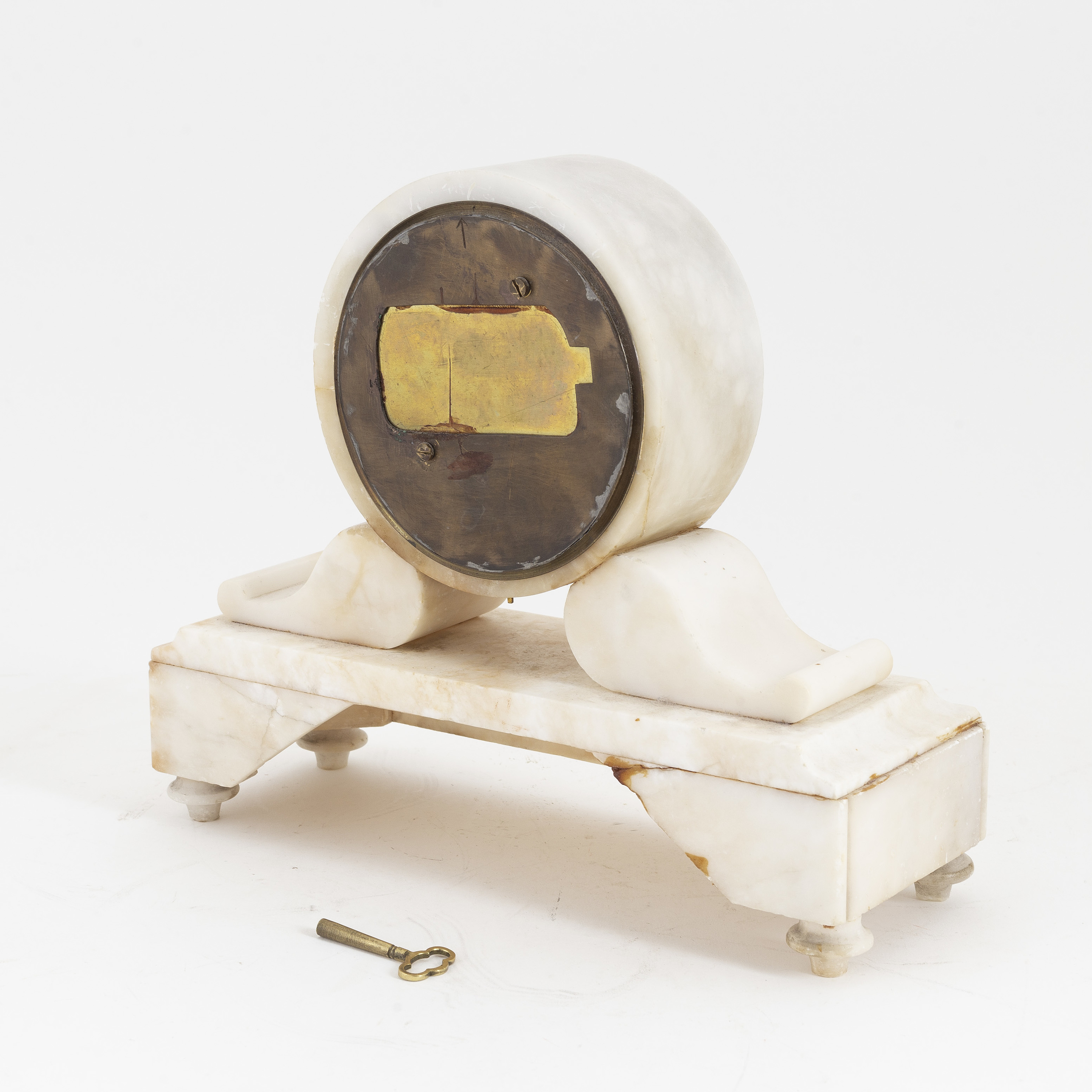 An alabaster mantle clock, early 20th Century. - Bukowskis