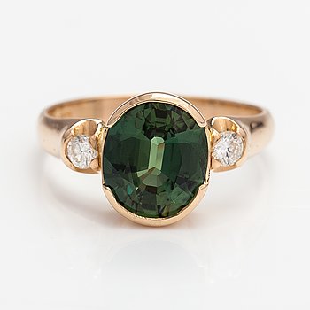 Ring, 14K guld, grön safir och diamanter ca 0.16 ct tot. Finland 1990. IGI-certifikat. - Bukowskis
