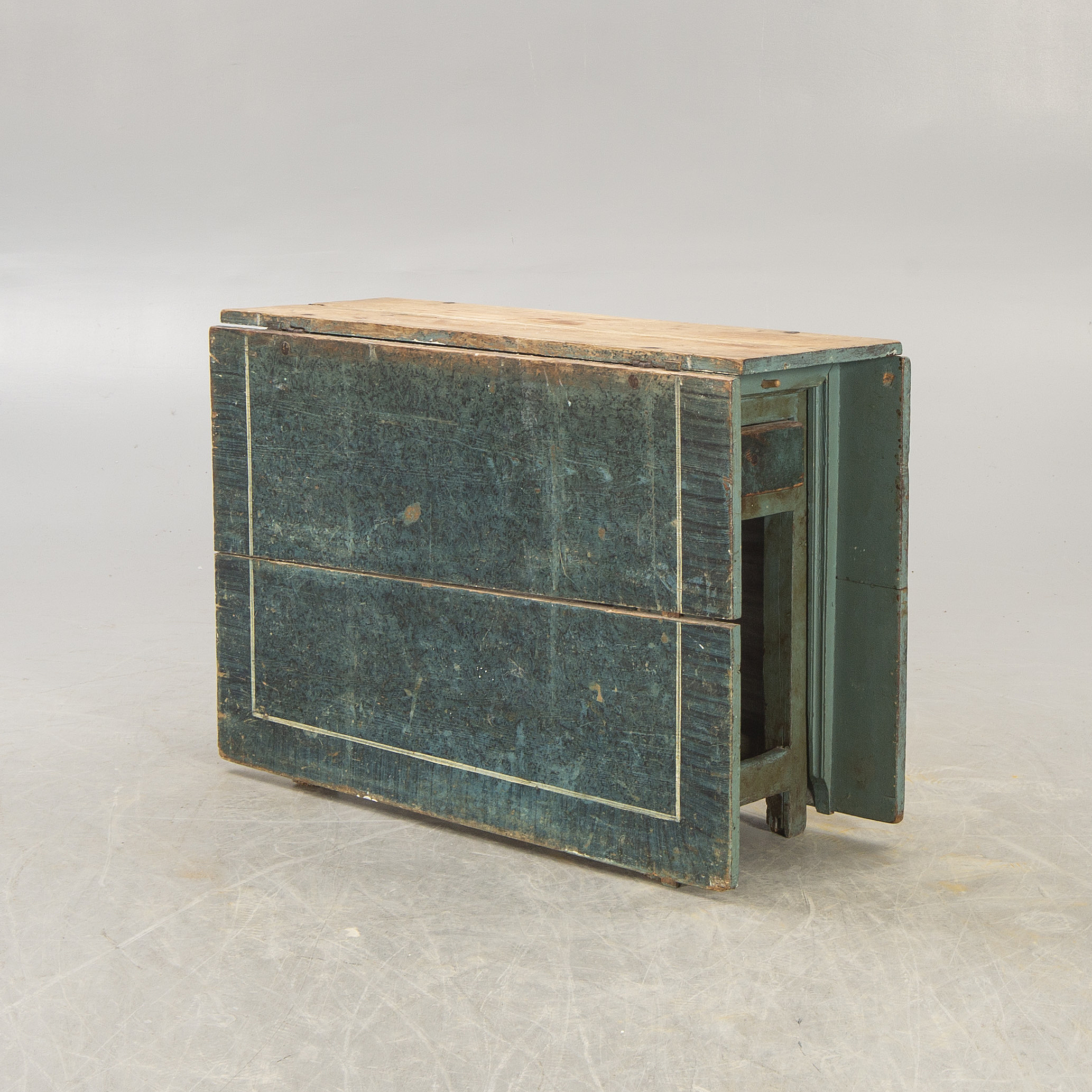 A painted Swedish mid 1800s table. - Bukowskis