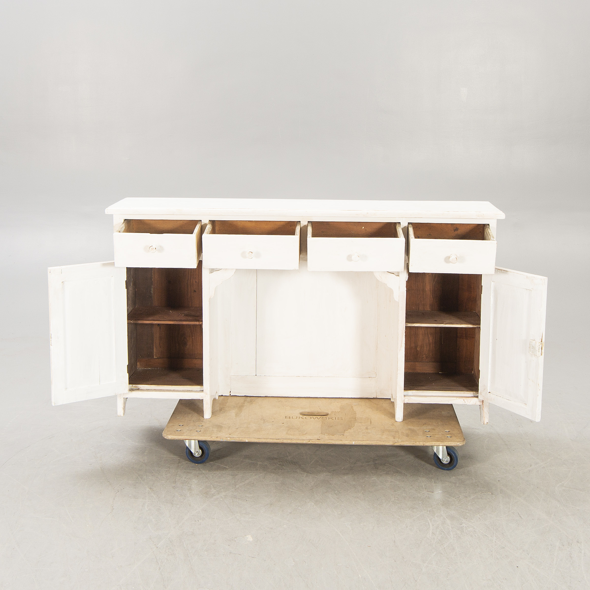 An early 1900s painted sideboard. - Bukowskis