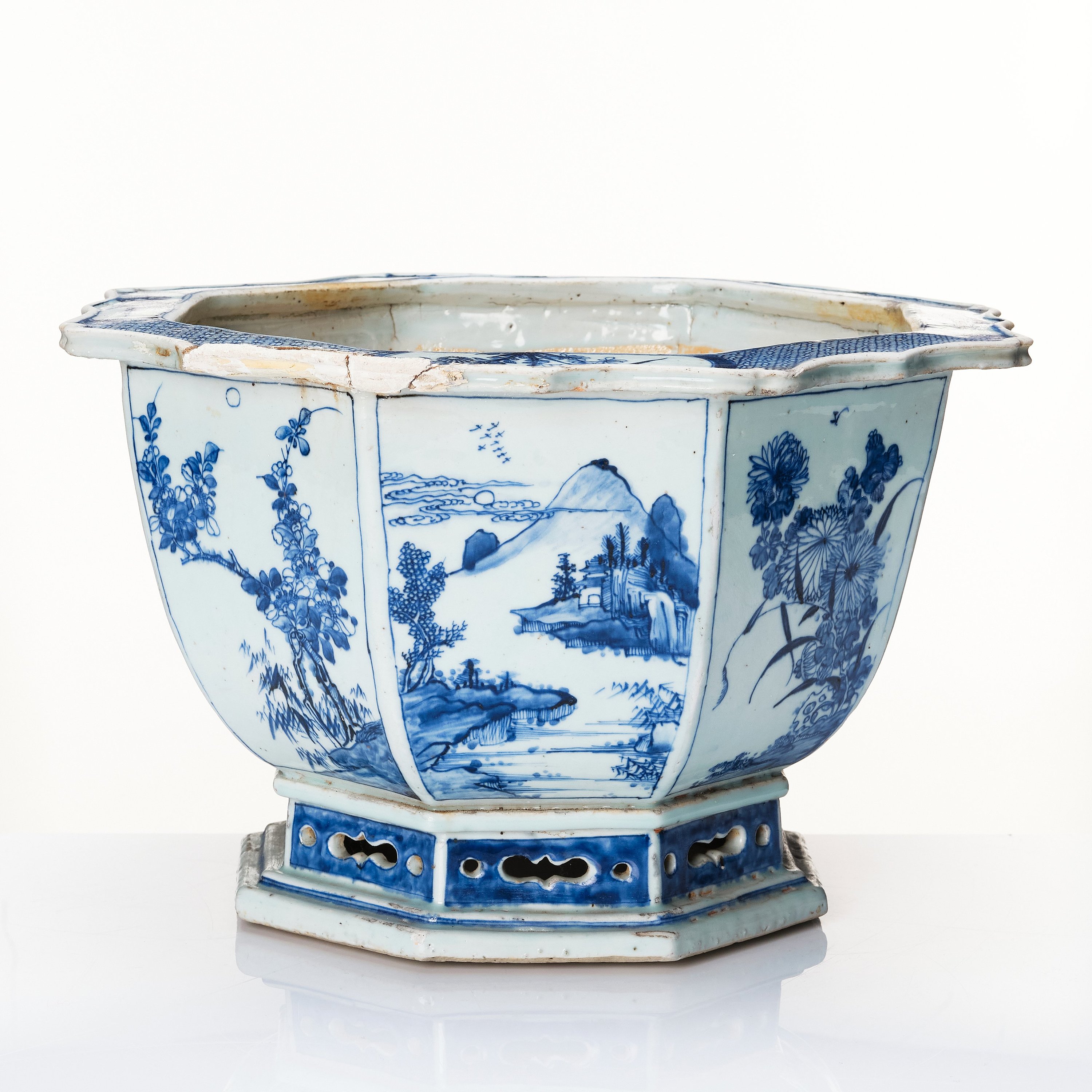 A blue and white flower pot, Qing dynasty, 18th Century. - Bukowskis