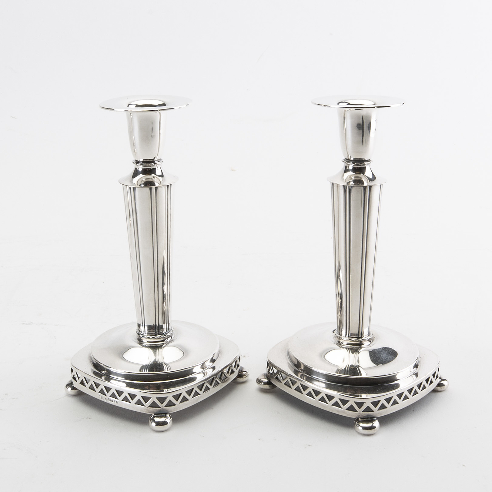 Two pairs of silver candle sticks from 1956 and 1992. - Bukowskis
