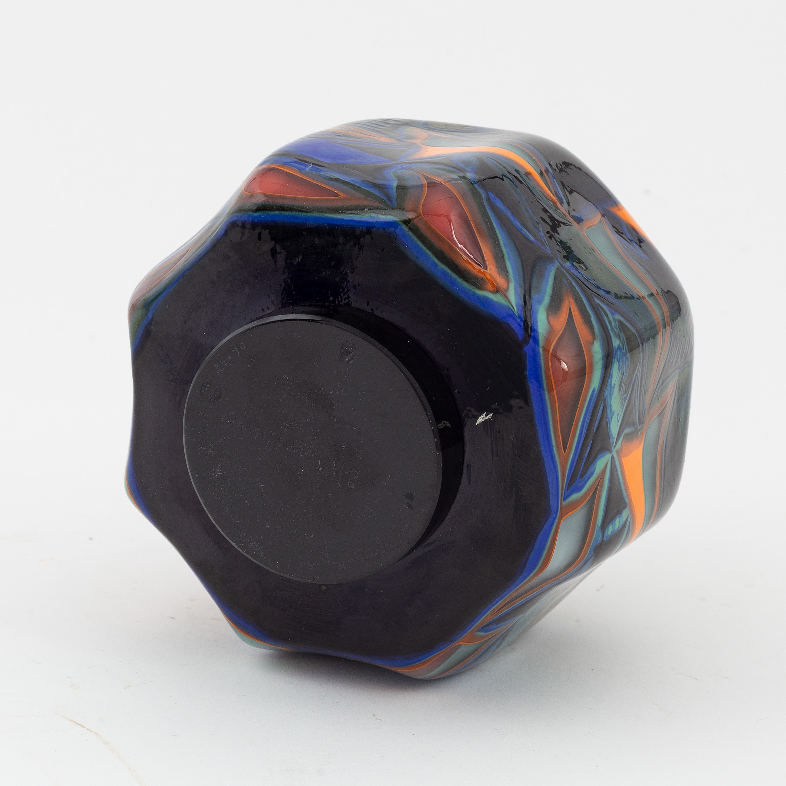 Eva Englund, a glass vase from Orrefors Gallery, 1990. - Bukowskis