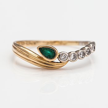 Ring, 14K guld, diamanter ca 0.095 ct tot och smaragd. Finska importstämplar. - Bukowskis