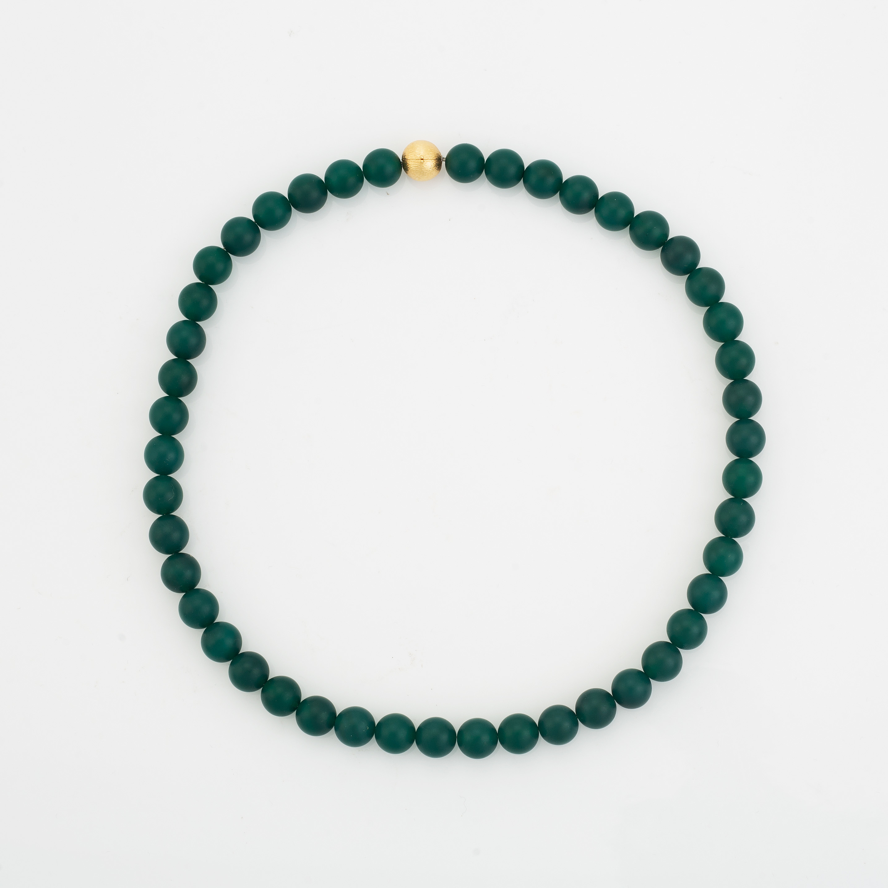 An 18K gold Ole Lynggaard clasp with four necklaces. - Bukowskis