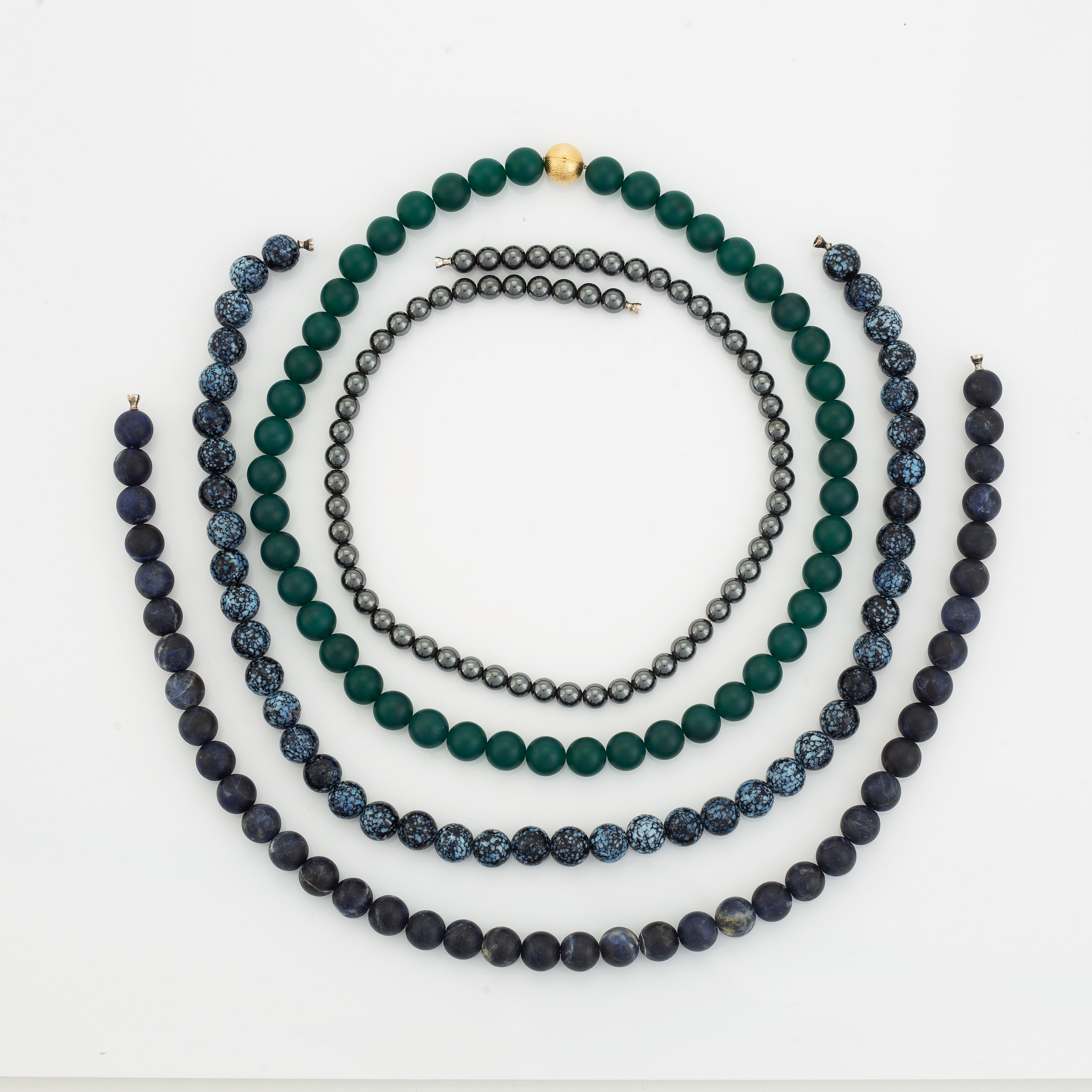 An 18K gold Ole Lynggaard clasp with four necklaces. - Bukowskis