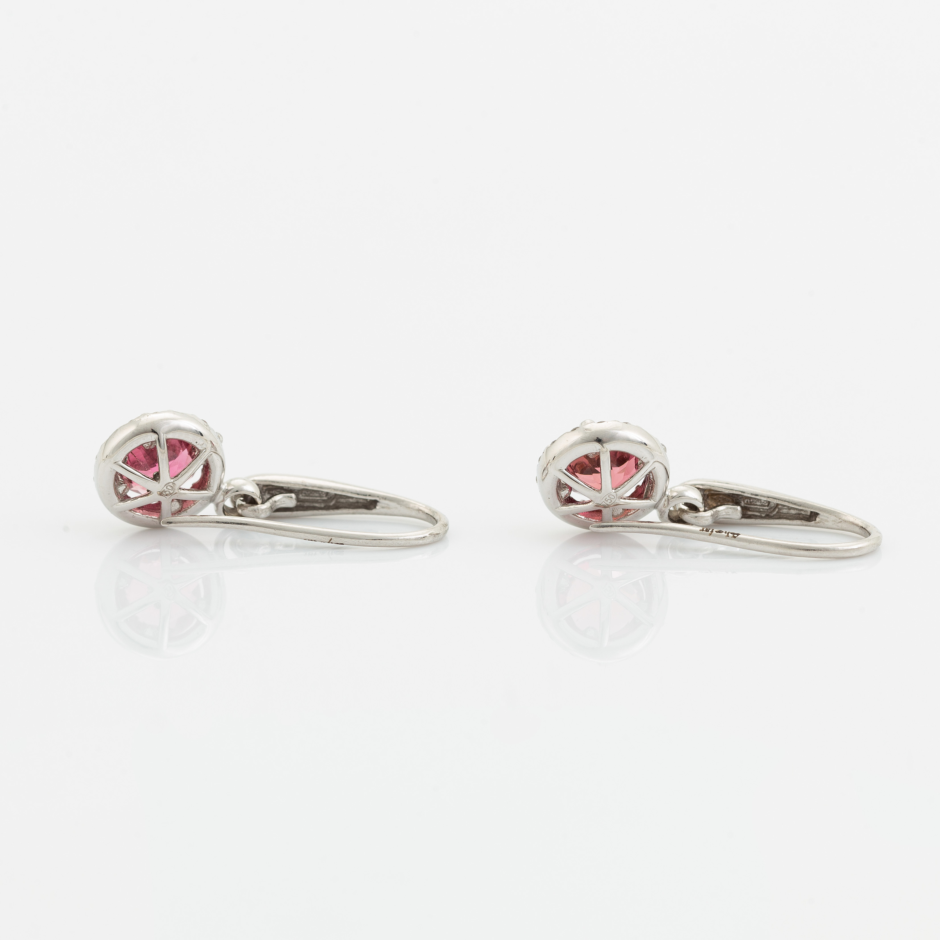 Örhängen med rosa turmaliner och briljantslipade diamanter. - Bukowskis