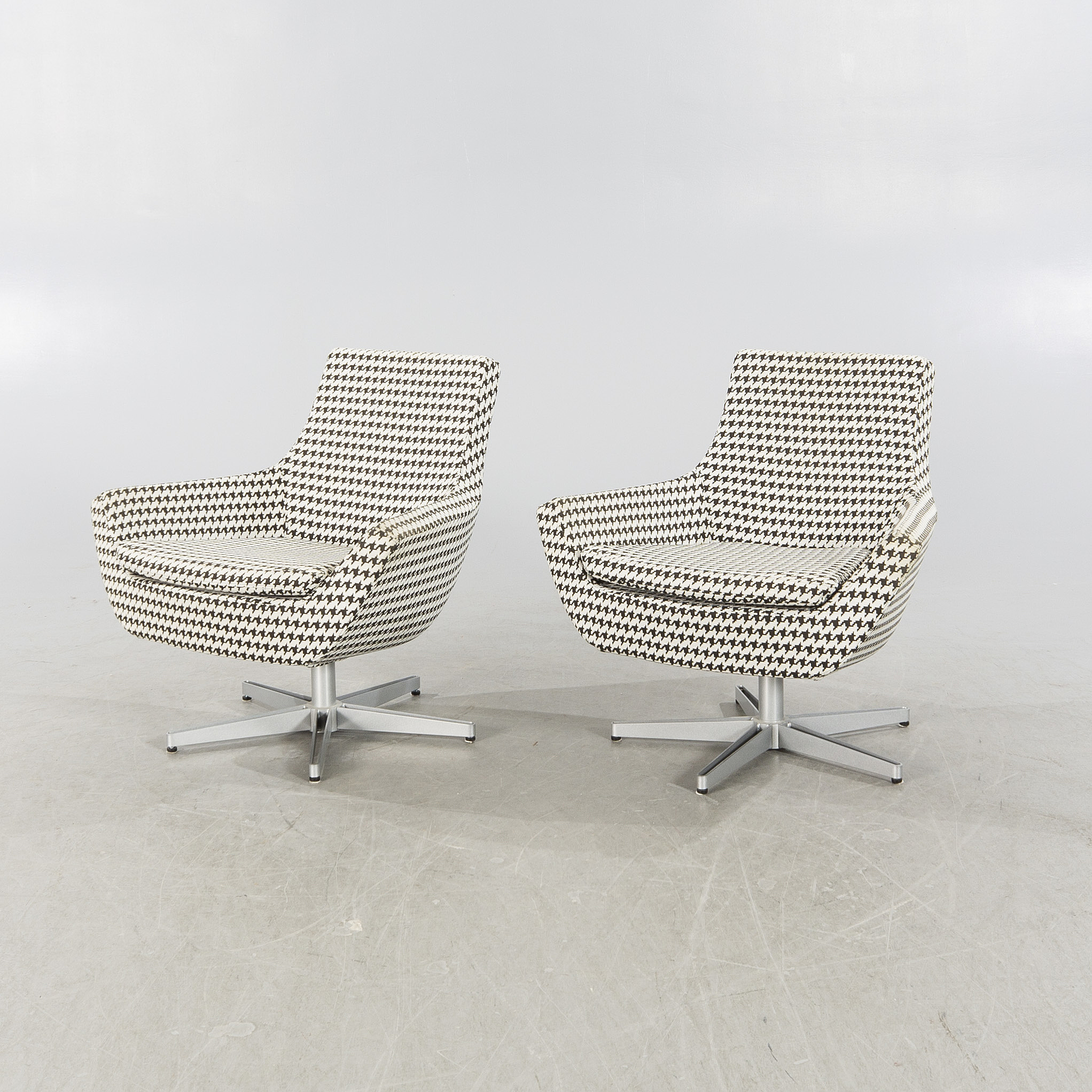 Roger Persson, fåtöljer, ett par, "Happy Swing" för Swedese, 2000-tal. - Bukowskis