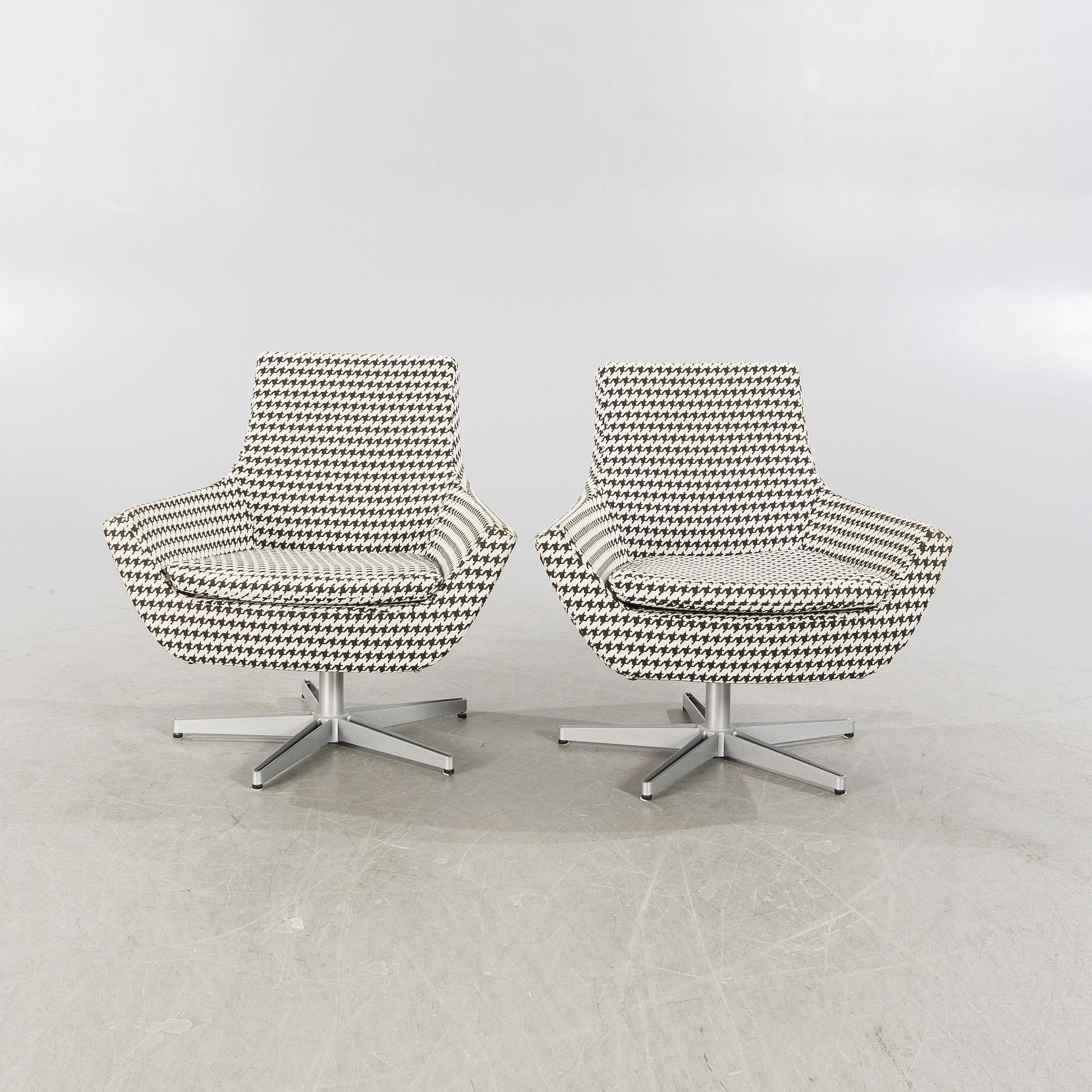 Roger Persson, fåtöljer, ett par, "Happy Swing" för Swedese, 2000-tal. - Bukowskis