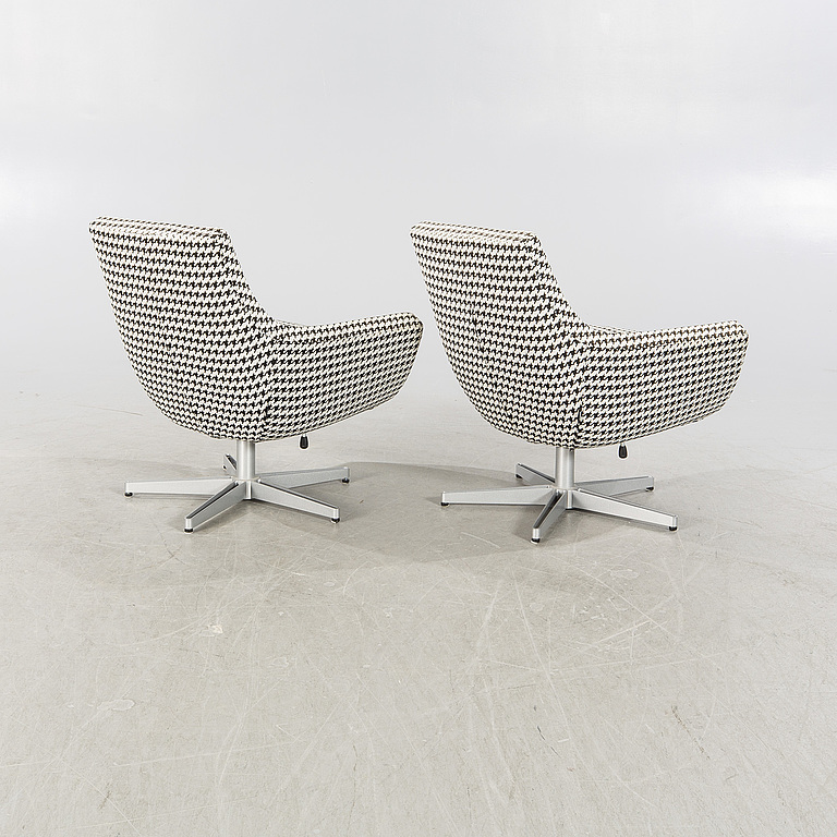 A pair of "Happy Swing" easy chairs by Roger Persson for Swedese, 21st century. - Bukowskis