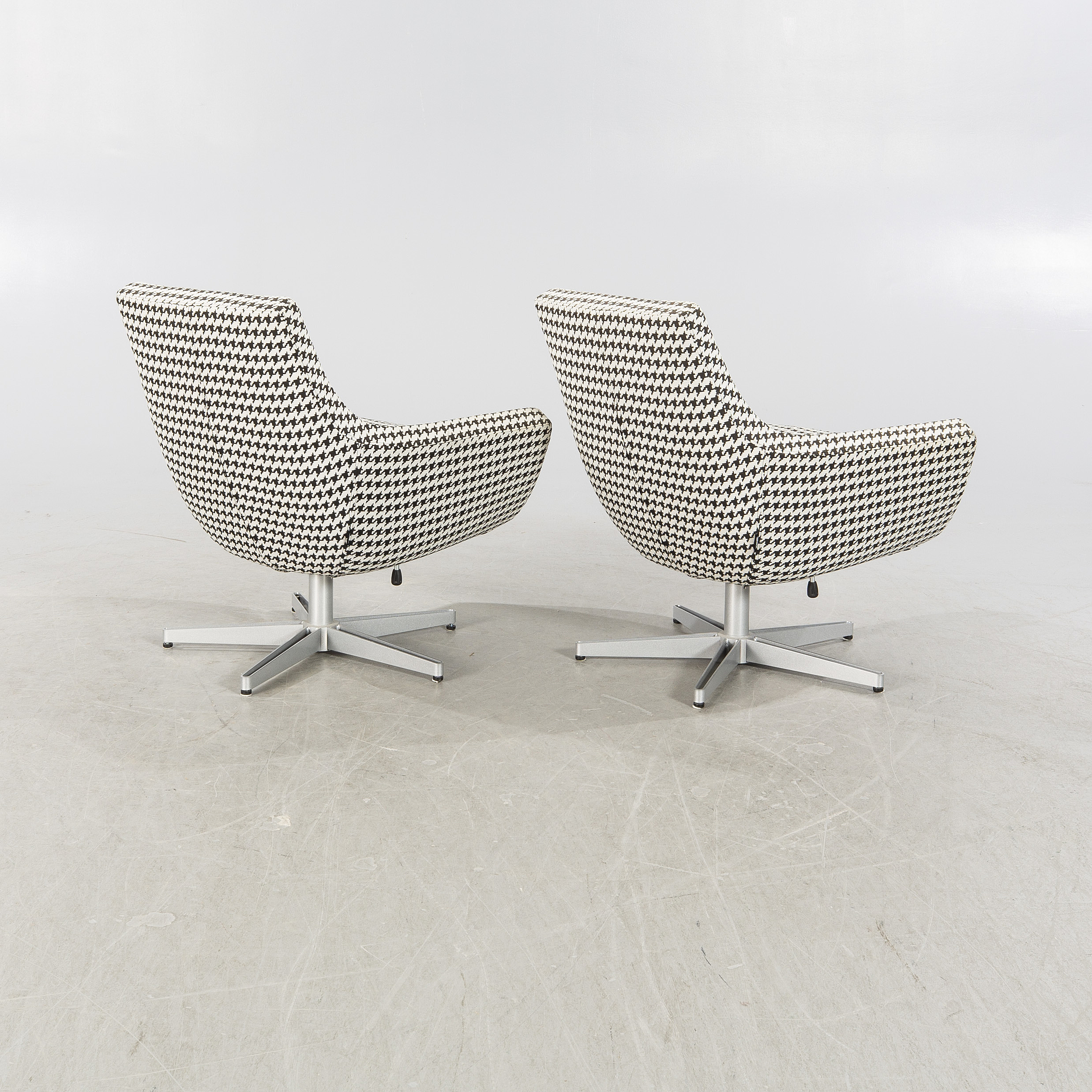 Roger Persson, fåtöljer, ett par, "Happy Swing" för Swedese, 2000-tal. - Bukowskis