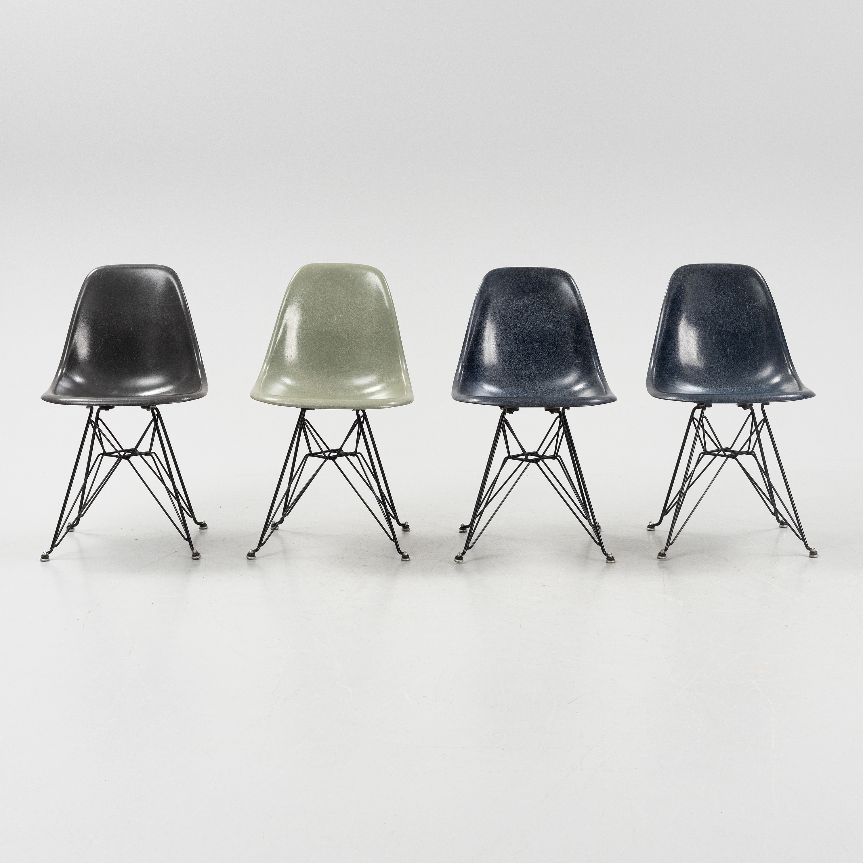 Charles & Ray Eames, stolar, 4 st, "Plastic Chair DSR", Herman Miller ...