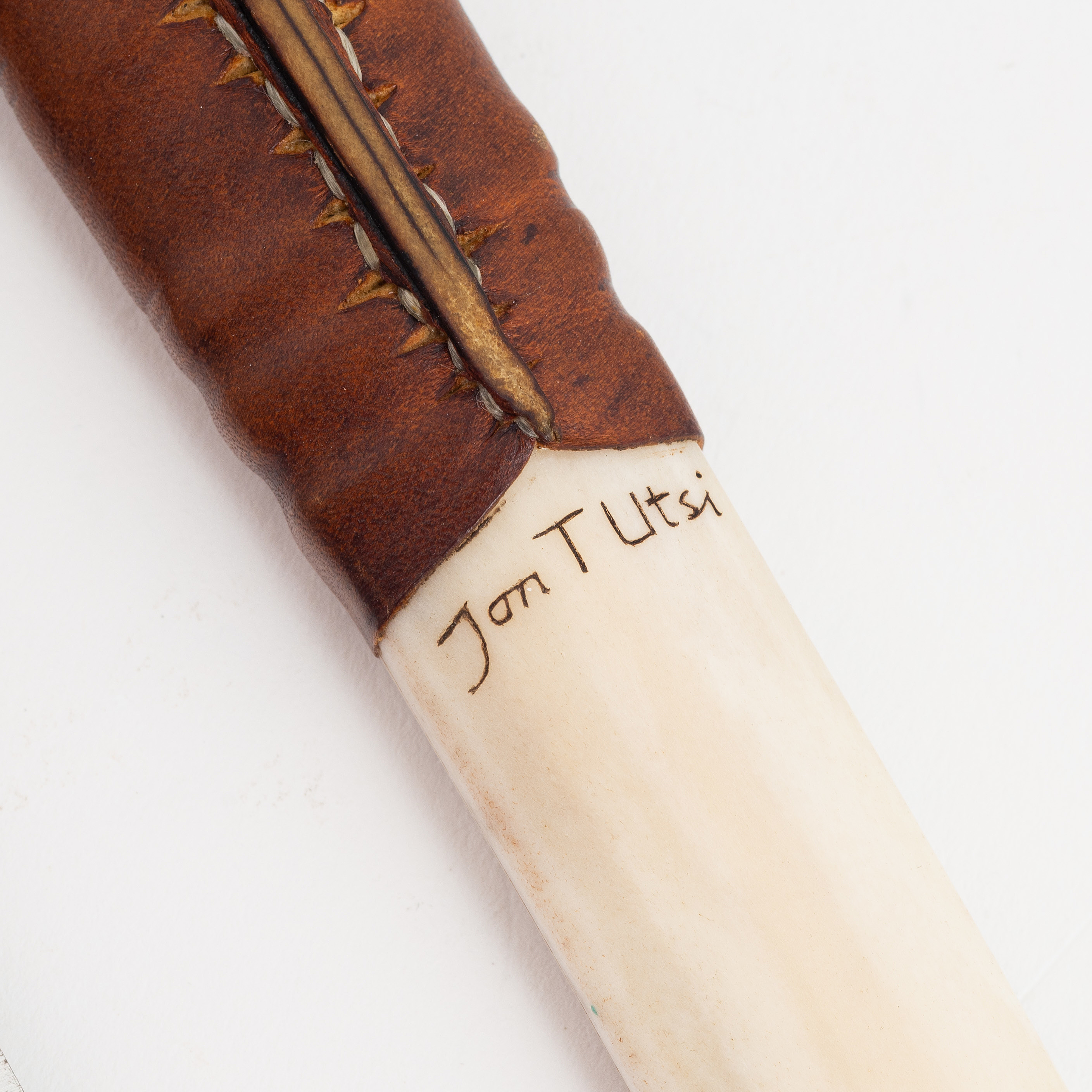 Jon Tomas Utsi, a reindeer horn knife, signed Jon T Utsi. - Bukowskis