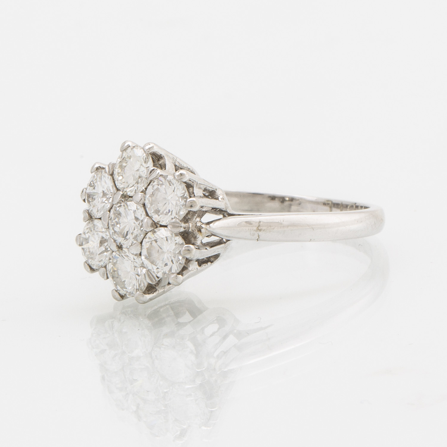 Ring 18K vitguld med 7 briljanter ca 1 ct totalt, storlek ca 15,75/49 ...
