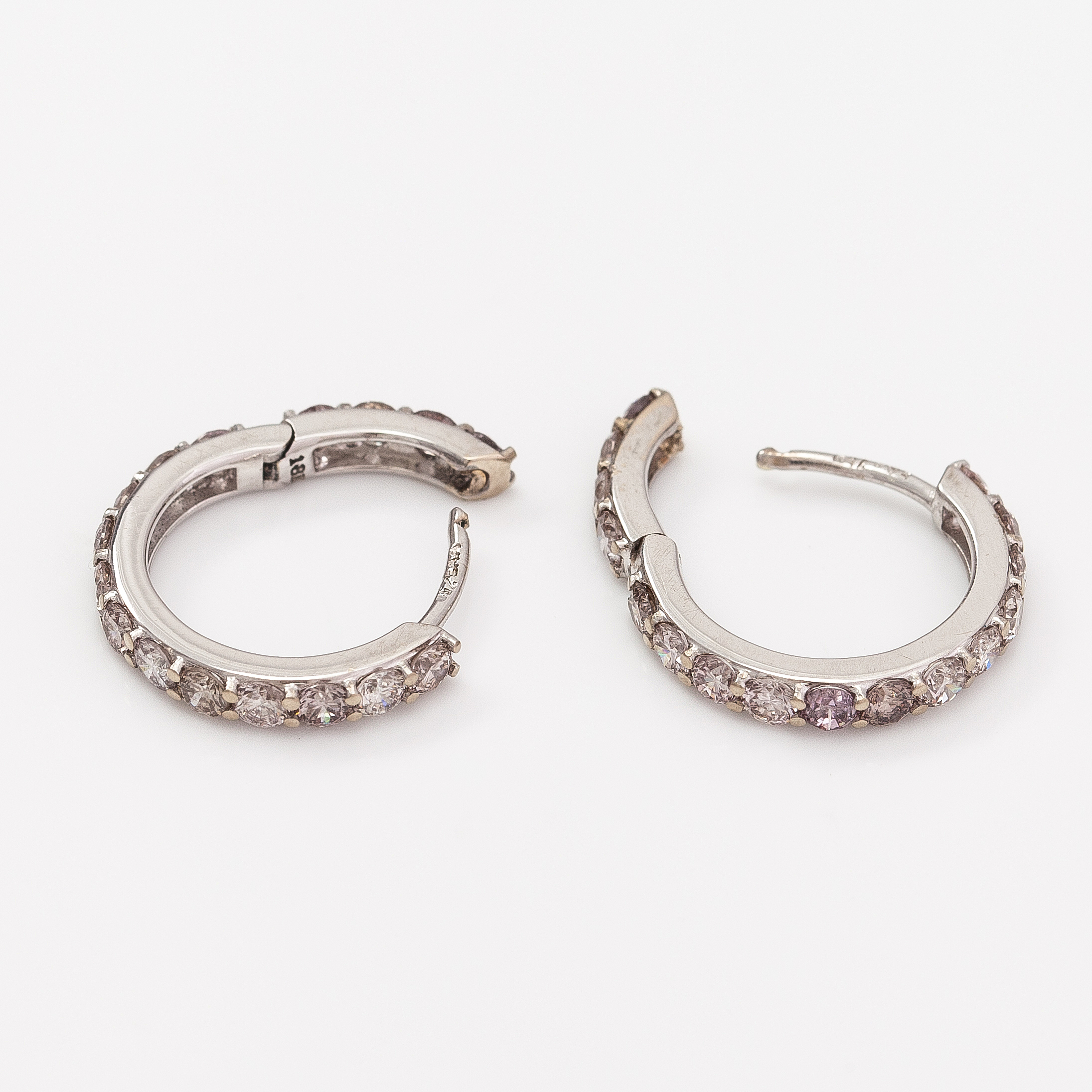 Örhängen, 18K vitguld, diamanter ca 2.00 ct tot. - Bukowskis