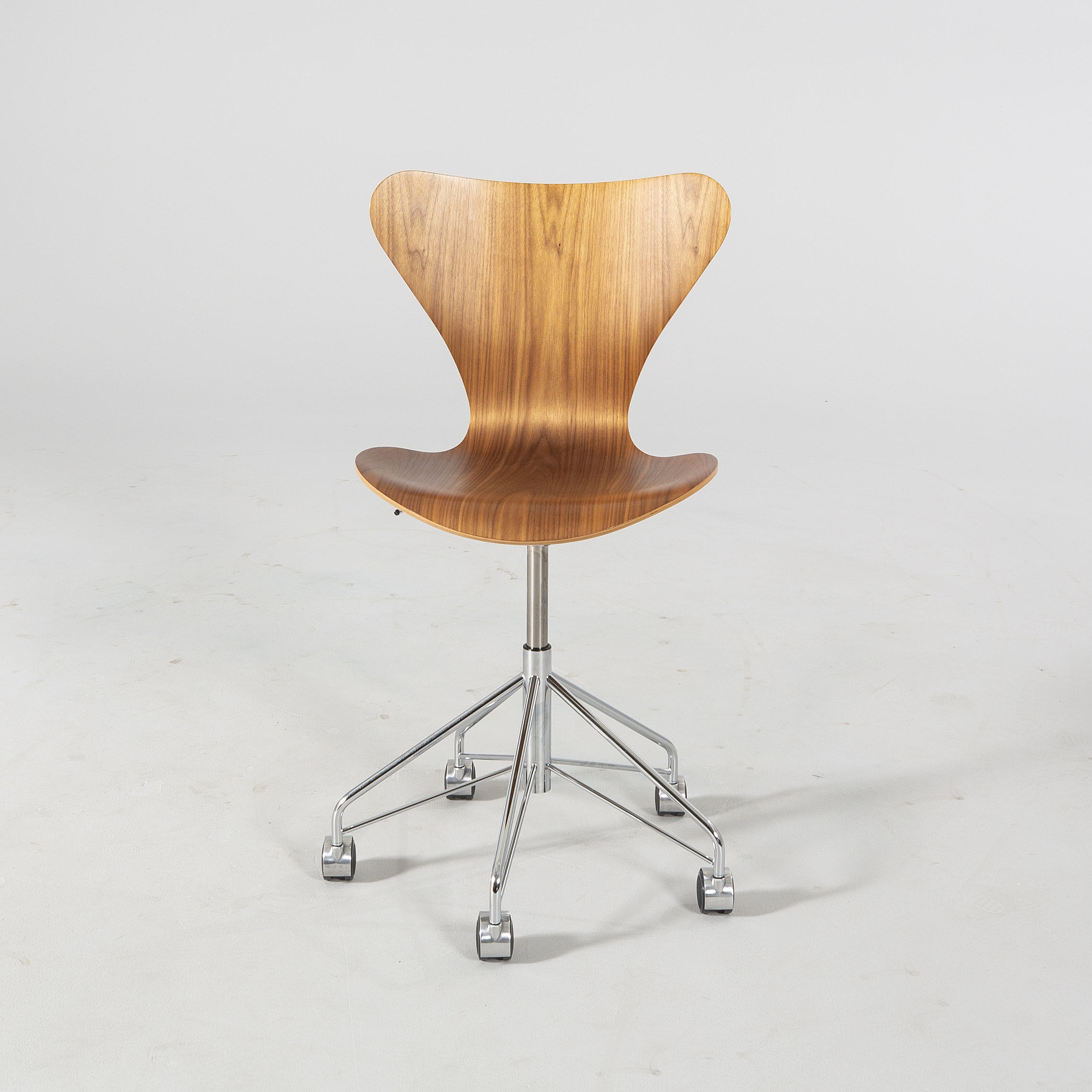An Arne Jacobsen "Sjuan" office chair from Fritz Hansen 2020. - Bukowskis