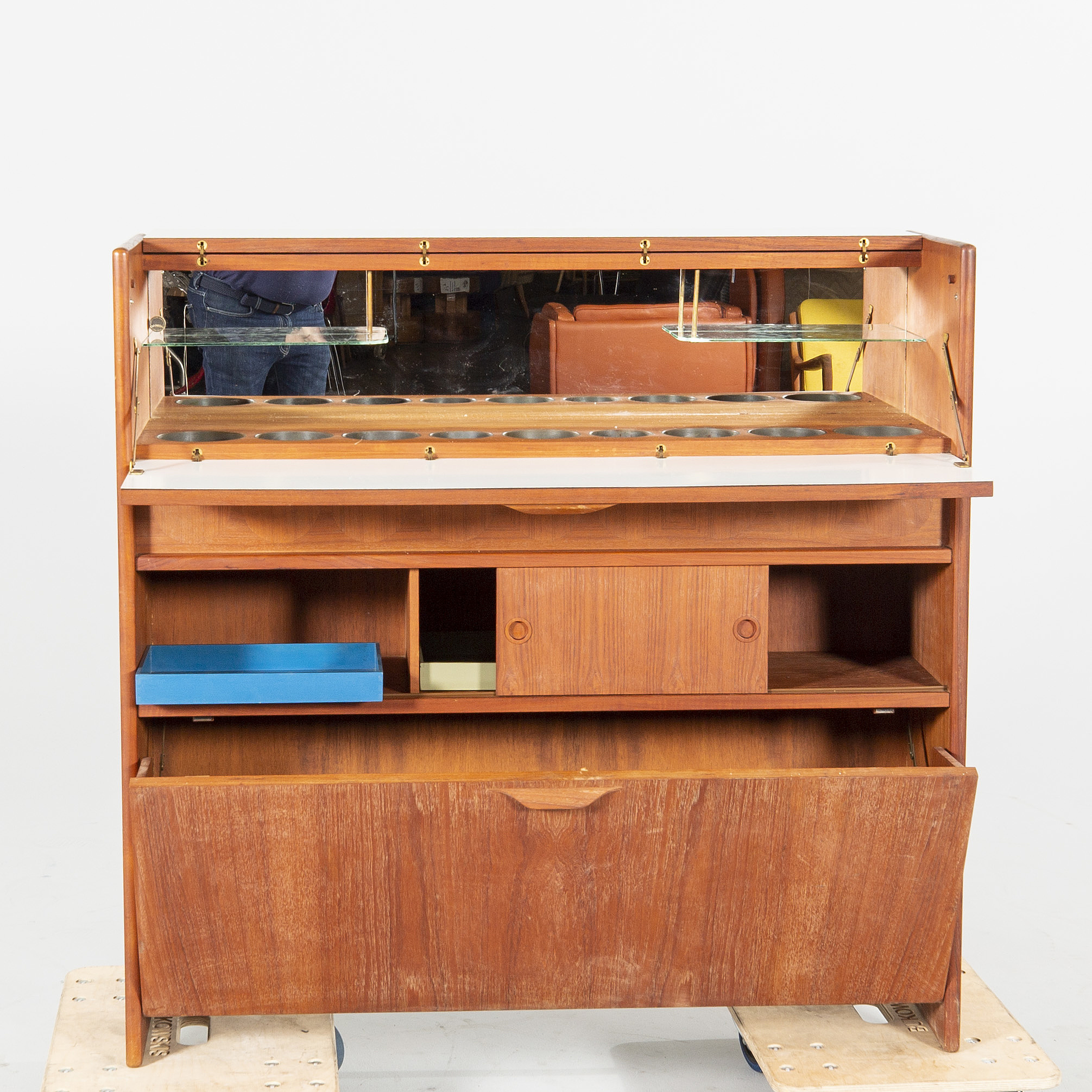 A Johannes Andersen teak bar counter Denmark 1950/60s. - Bukowskis