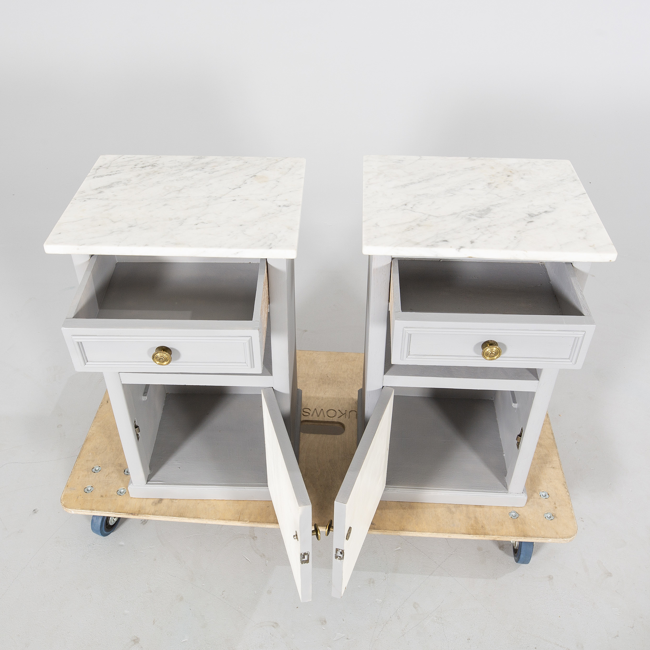 A pair of painted bedside tables early 1900s. - Bukowskis