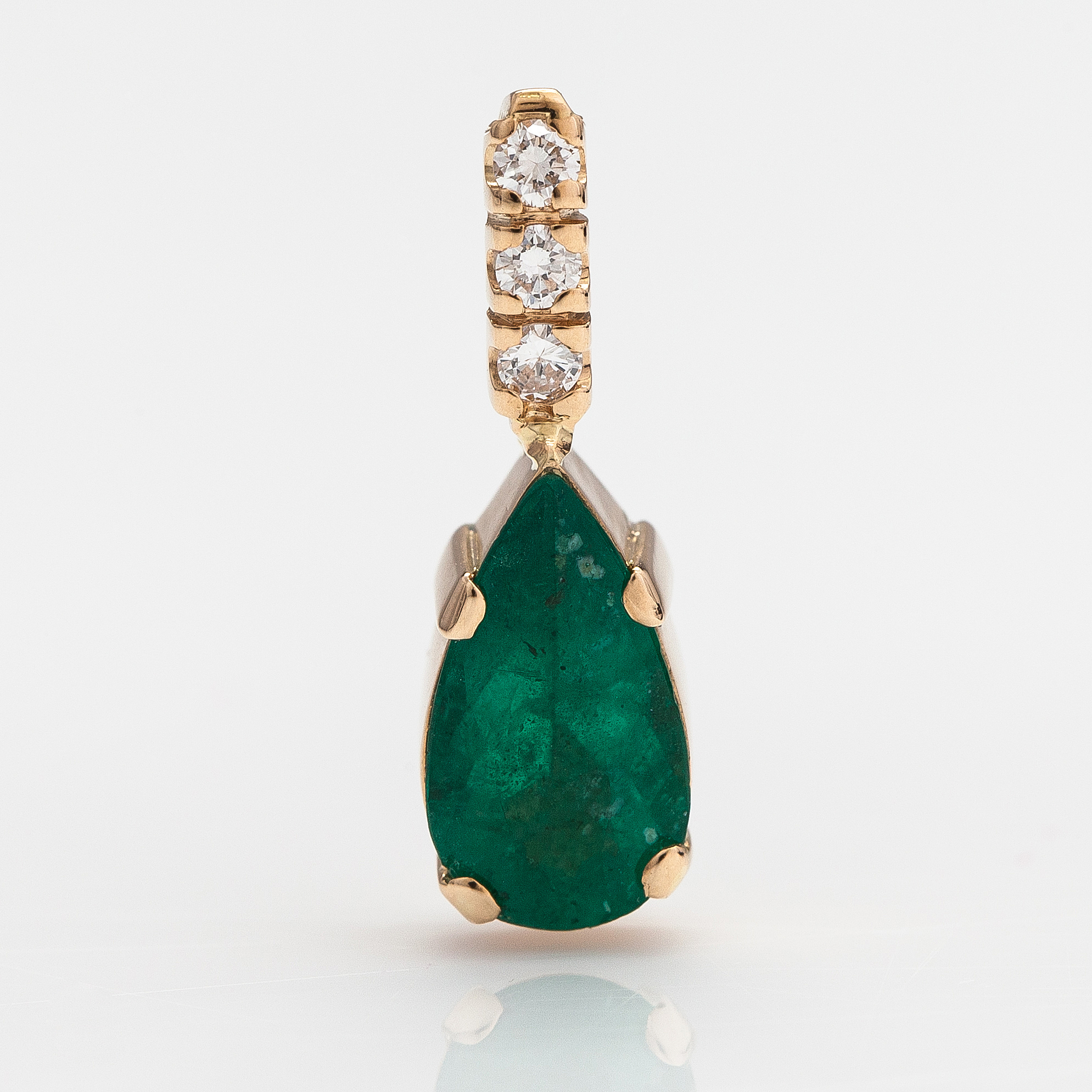Hänge, 14K guld, smaragd ca 1.49 ct och diamanter ca 0.09 ct tot. IGI-certifikat. - Bukowskis