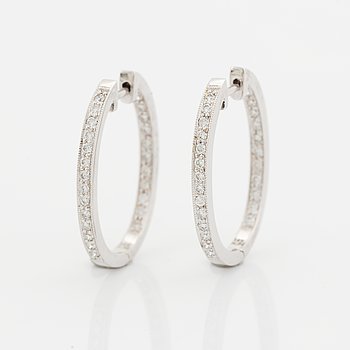 Ett par örhängen 14K guld med runda briljantslipade diamanter. - Bukowskis