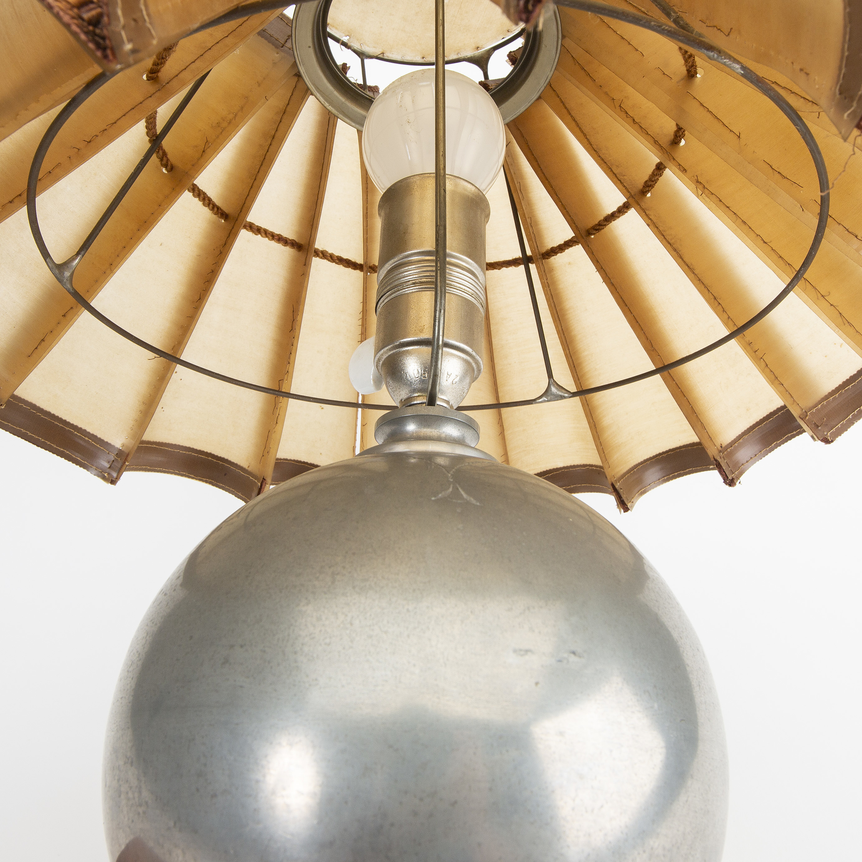 A 1930/40s pewter table lamp. - Bukowskis