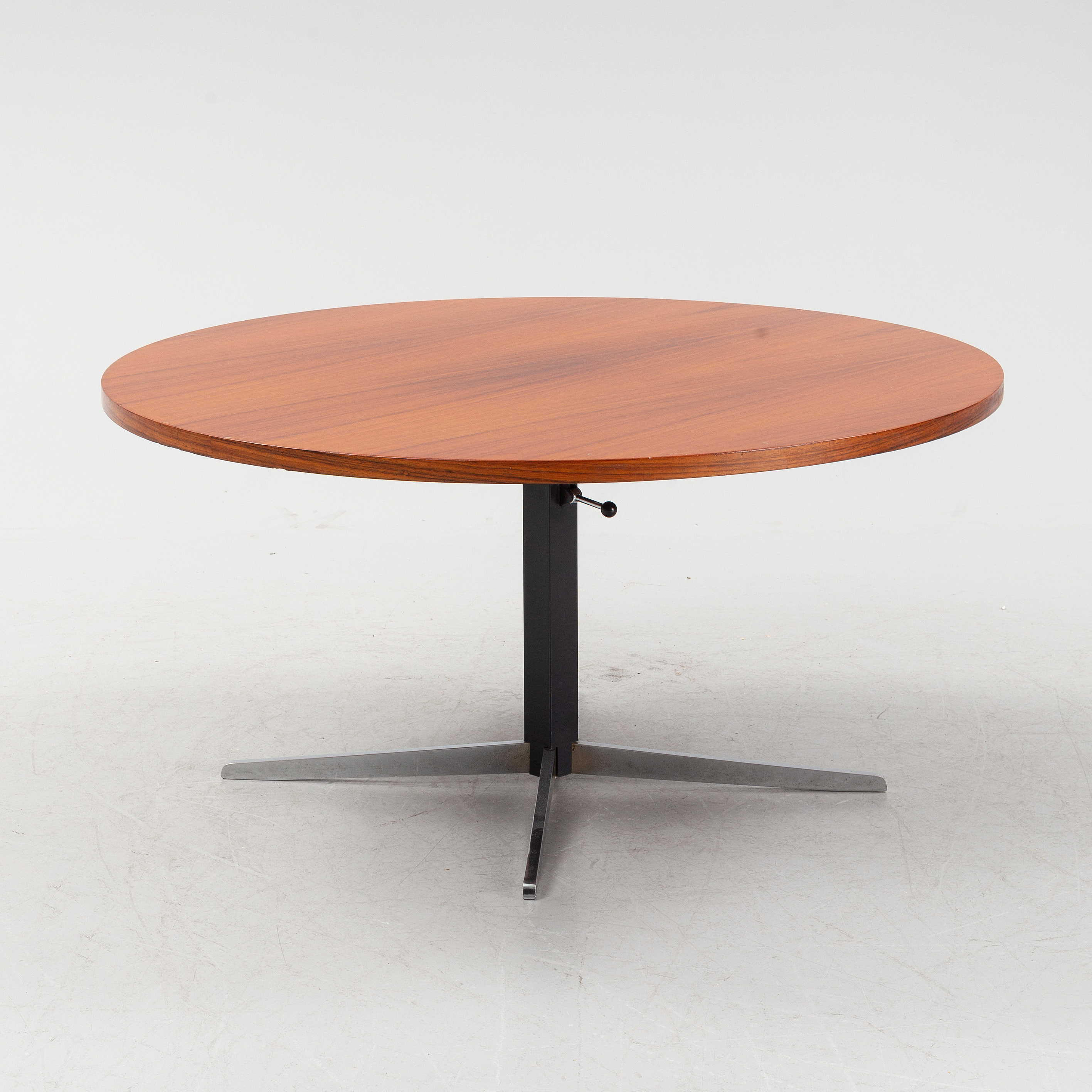 A round rosewood table by JM Thomas for Wilhelm Renz. - Bukowskis